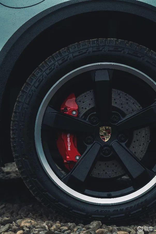 保时捷911暗影绿金属漆作为911 Dakar专属标配的车身颜色_易车