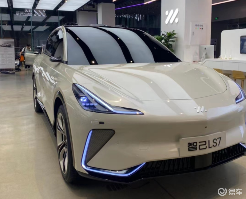 智己LS7现身街头，国产版阿斯顿·马丁DBX？_易车