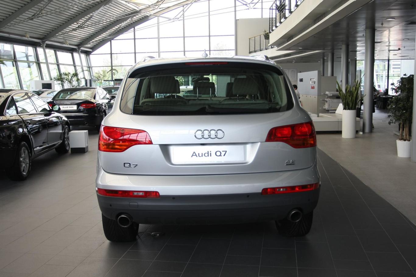 【奥迪Q74.2 FSI quattro 豪华型正后水平图片-汽车图片大全】-易车