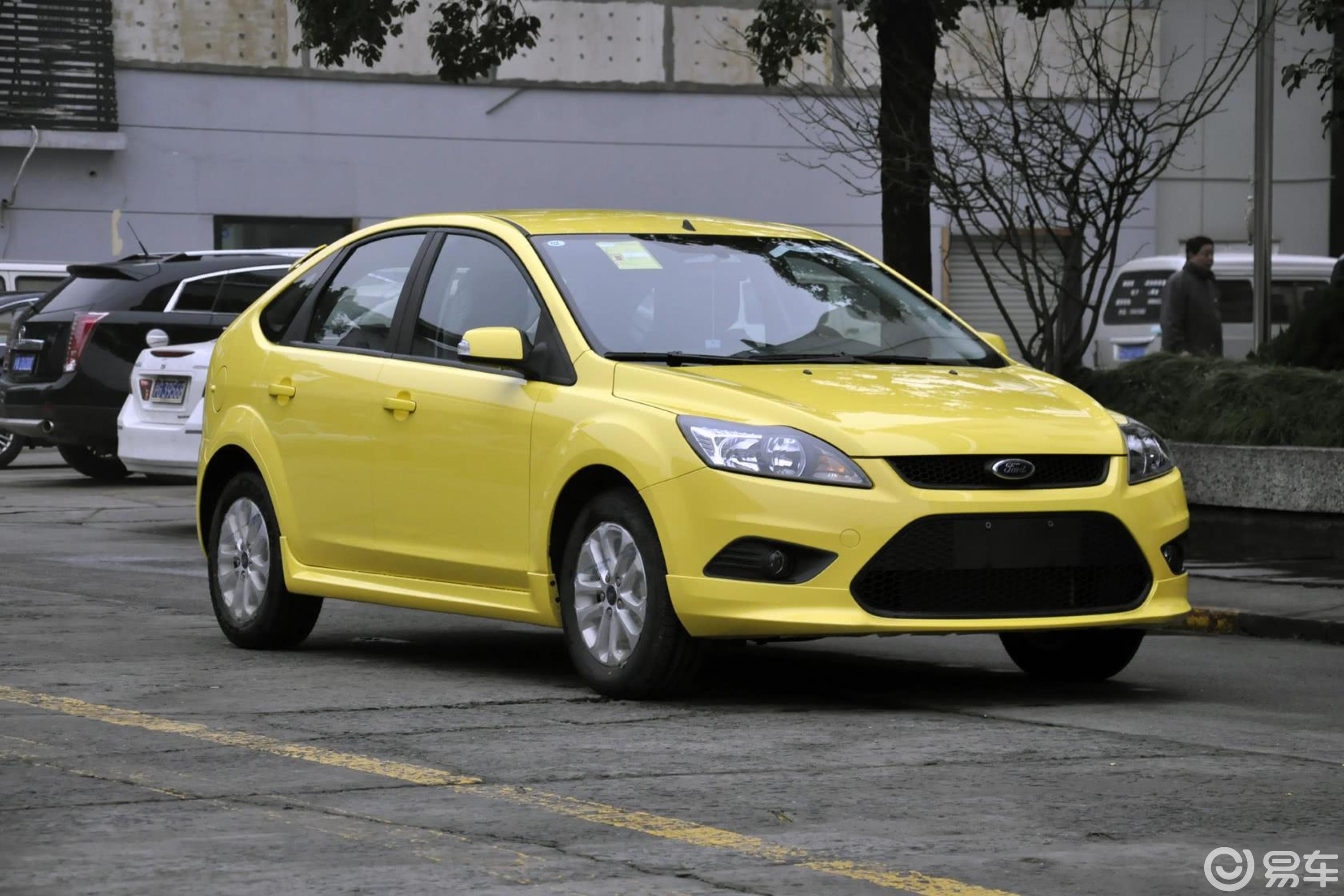 【福克斯两厢 经典款 1.8L 自动 基本型侧前45度车头向右水平图片-汽车图片大全】-易车