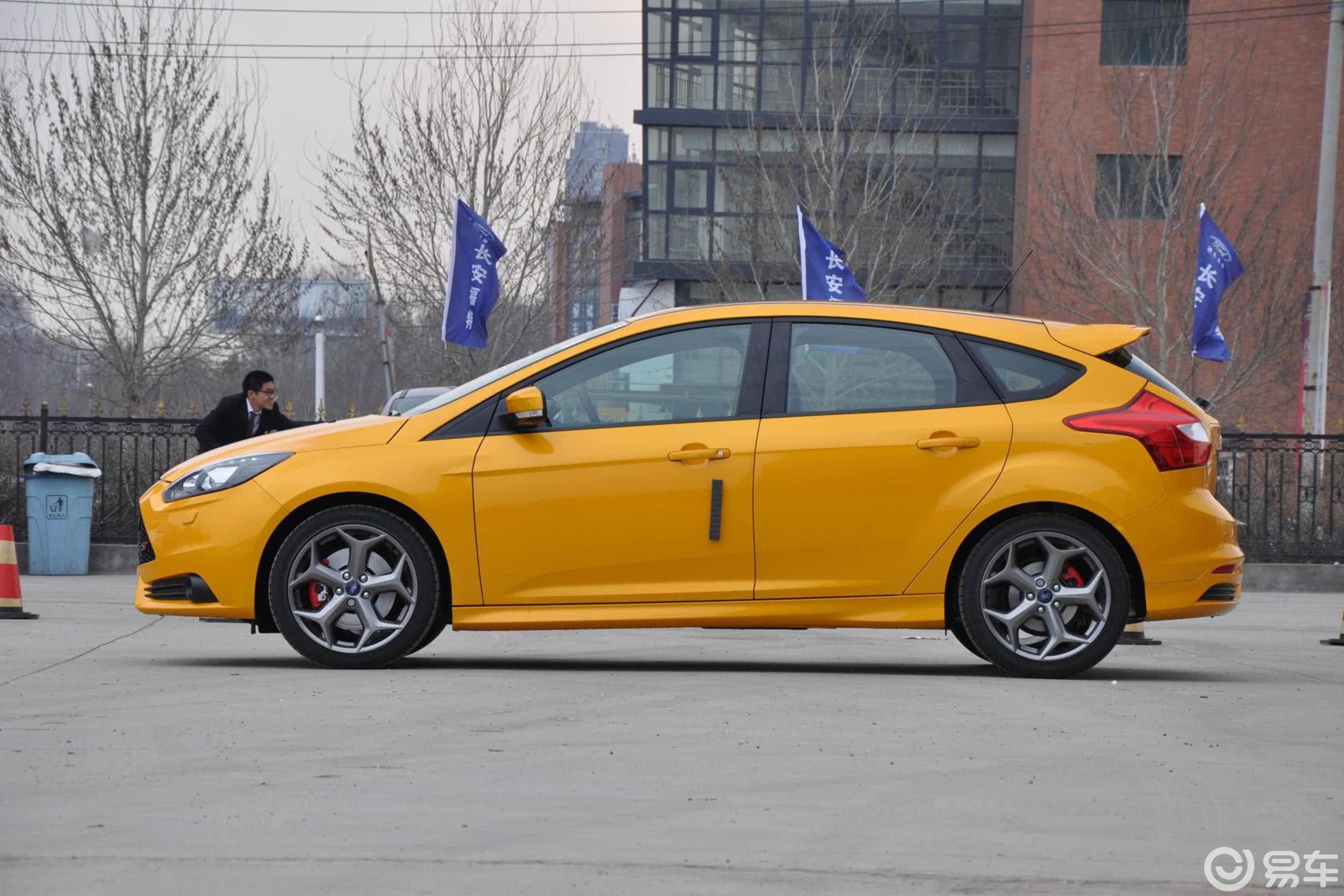 【福克斯(进口)ST 2.0T 手动 橙色版正侧车头向左水平图片-汽车图片大全】-易车