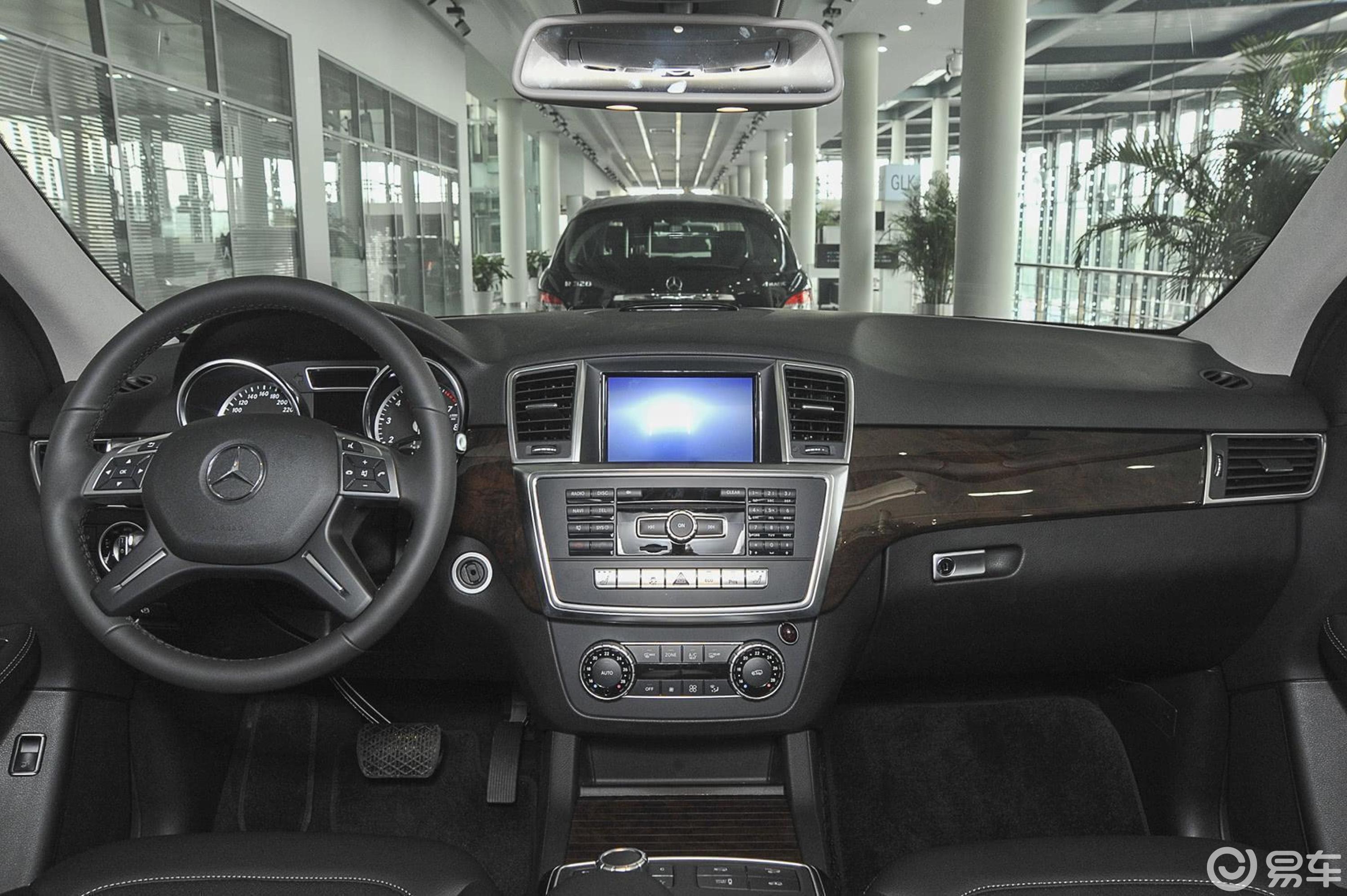 【奔驰M级ML400 4MATIC 动感型内饰全景正拍图片-汽车图片大全】-易车