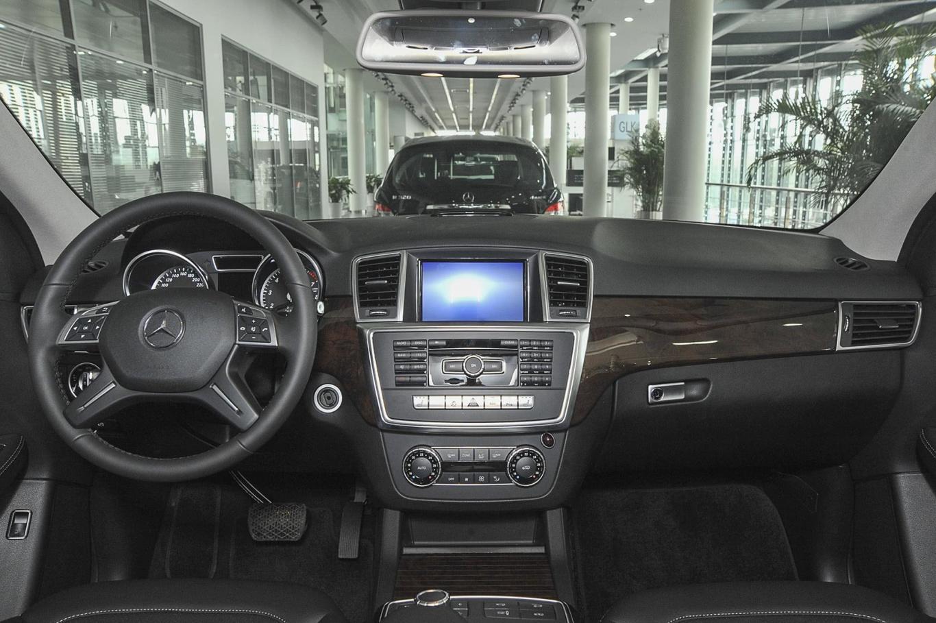 【奔驰M级ML400 4MATIC 动感型内饰全景正拍图片-汽车图片大全】-易车