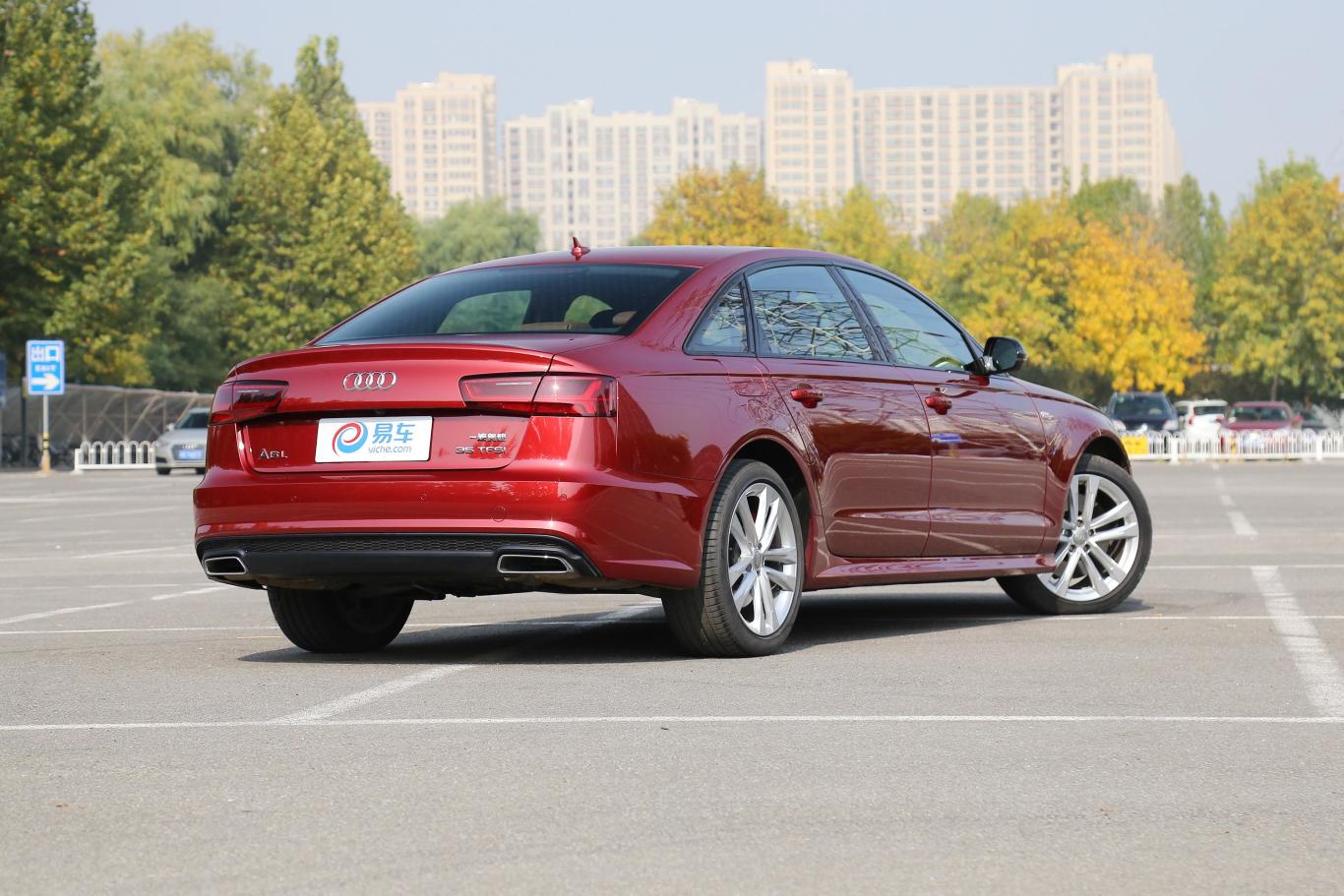 【奥迪A6L30周年纪念版 35 TFSI 运动版侧后45度车头向右水平图片-汽车图片大全】-易车