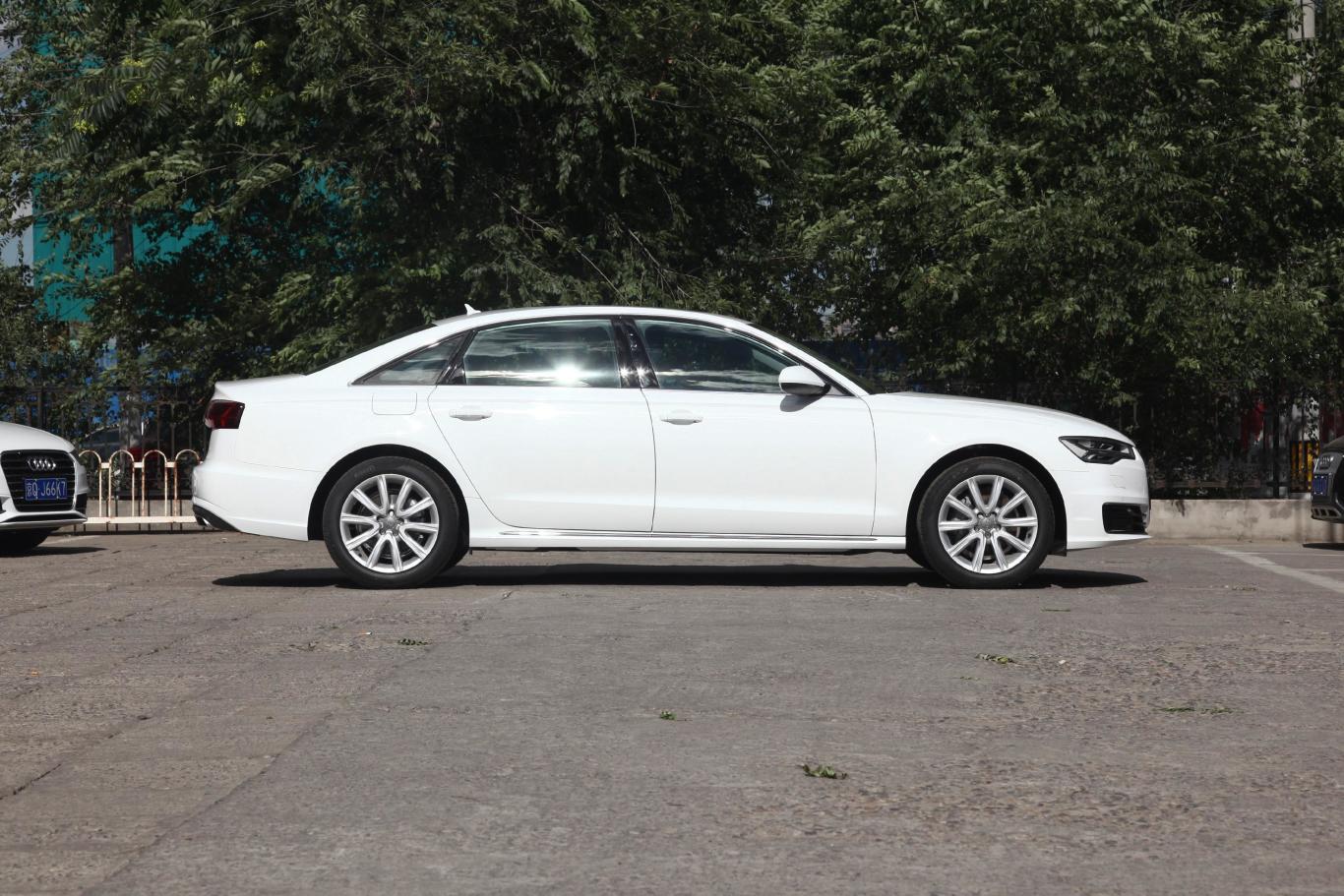 【奥迪A6L30周年纪念版 TFSI 进取版正侧车头向右水平图片-汽车图片大全】-易车