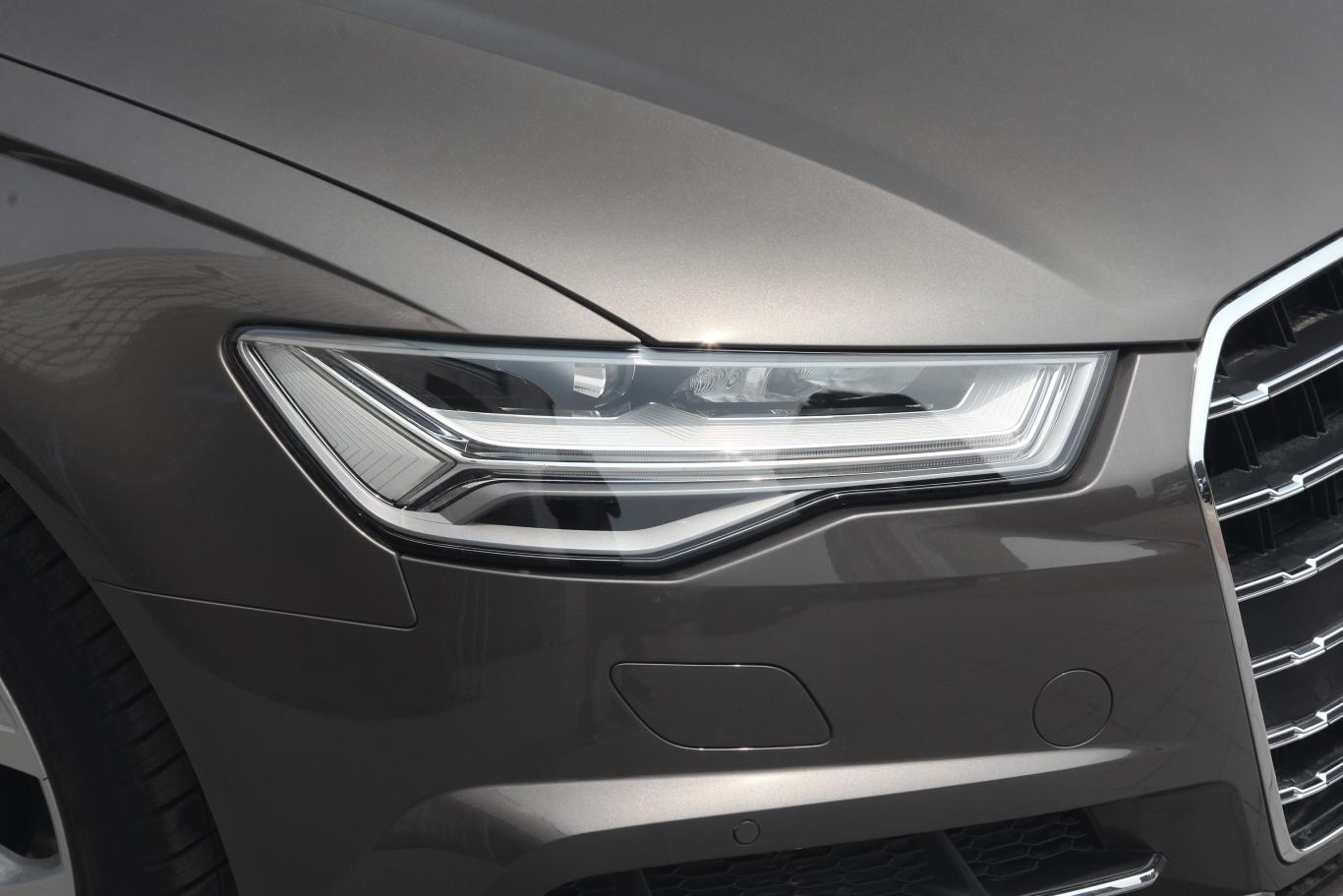 【奥迪A6L30周年纪念版 35 TFSI 时尚版大灯侧45度俯拍图片-汽车图片大全】-易车