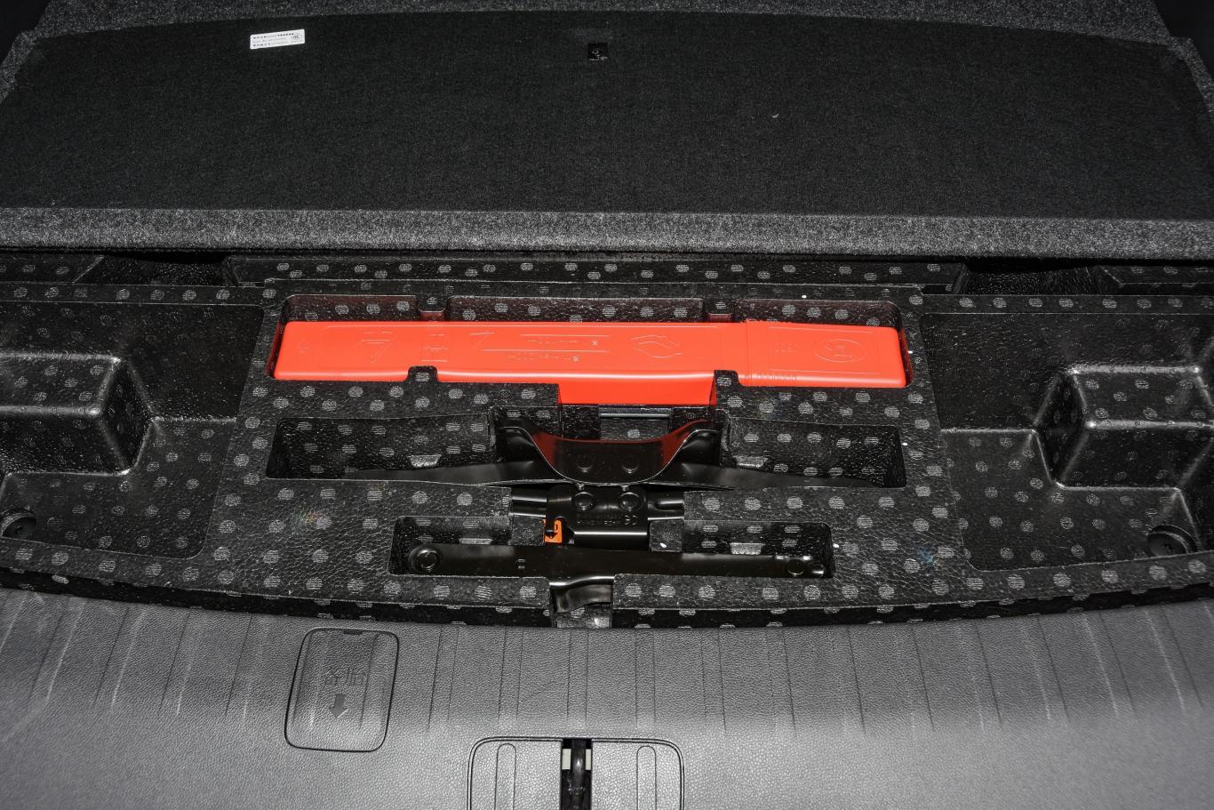 【别克GL618T 互联豪华版 5座 国V随车工具图片-汽车图片大全】-易车