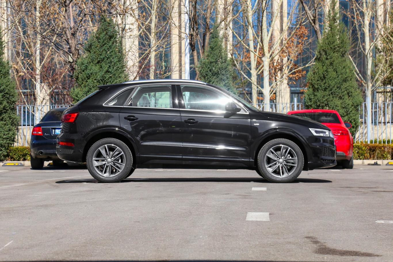 【奥迪Q330周年纪念版 35 TFSI quattro全时四驱运动版正侧车头向右水平图片-汽车图片大全】-易车