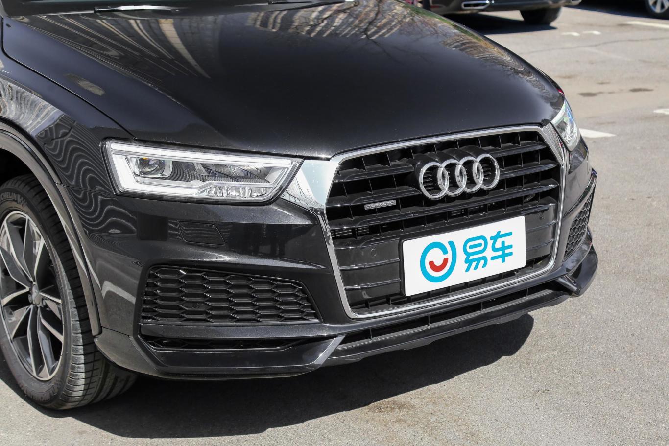 【奥迪Q330周年纪念版 35 TFSI quattro全时四驱运动版前格栅侧俯拍图片-汽车图片大全】-易车