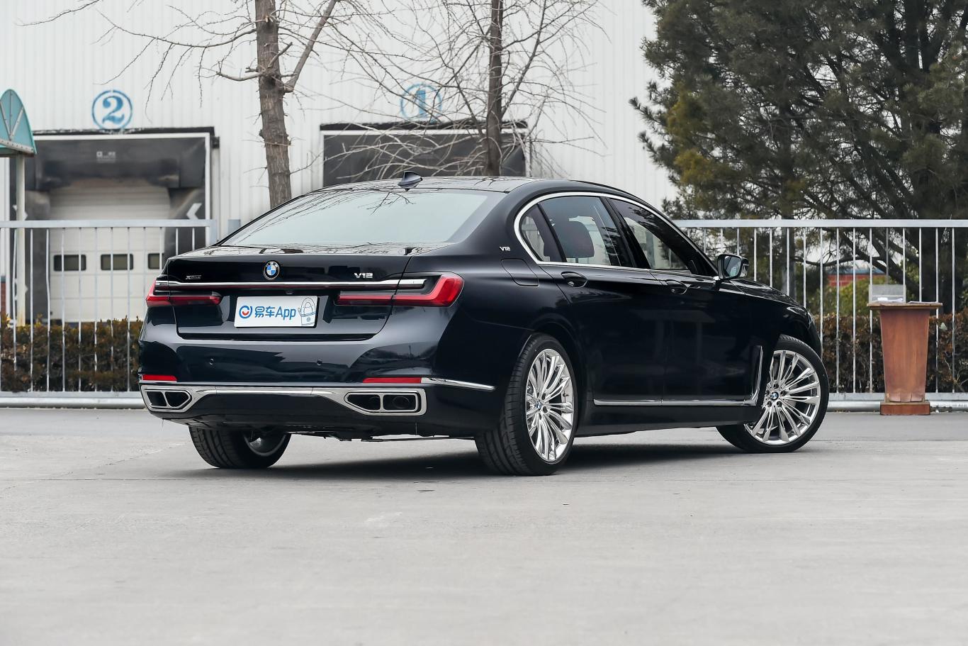 【宝马7系M760Li xDrive V12 豪华套装侧后45度车头向右水平图片-汽车图片大全】-易车