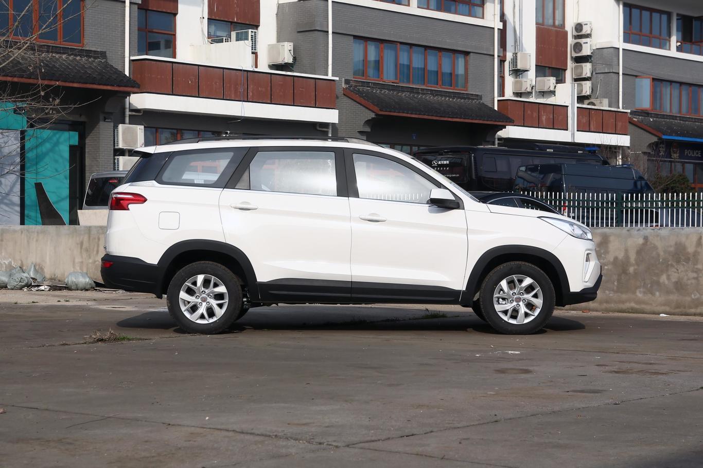 【五菱宏光S31.5L 手动 舒适型 国VI正侧车头向右水平图片-汽车图片大全】-易车