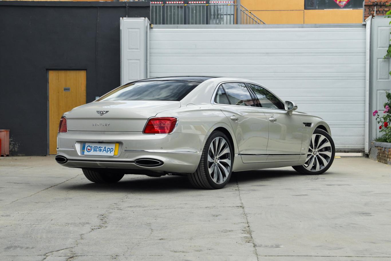 【飞驰6.0T W12 标准版侧后45度车头向右水平图片-汽车图片大全】-易车