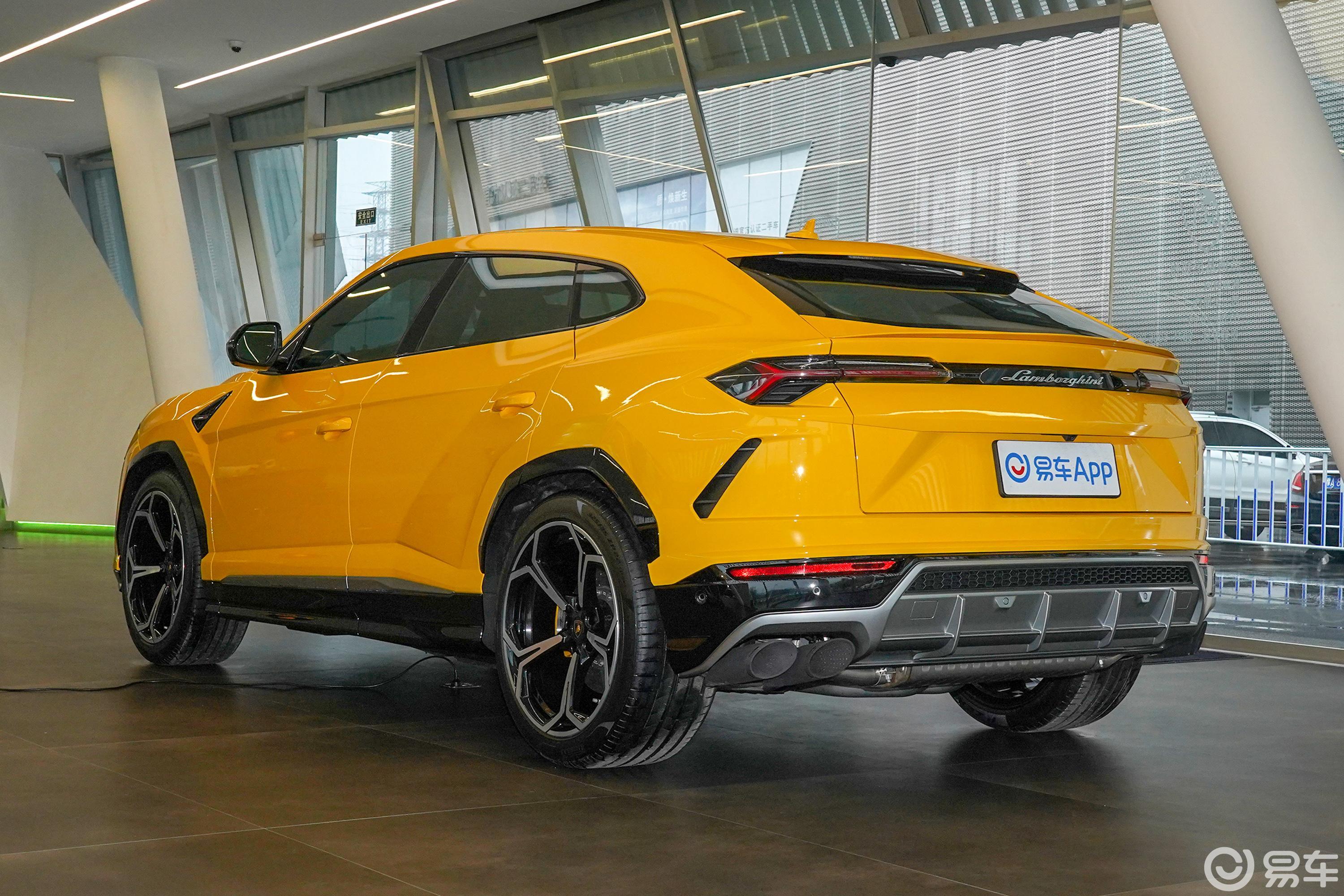 【Urus4.0T V8侧后45度车头向左水平图片-汽车图片大全】-易车