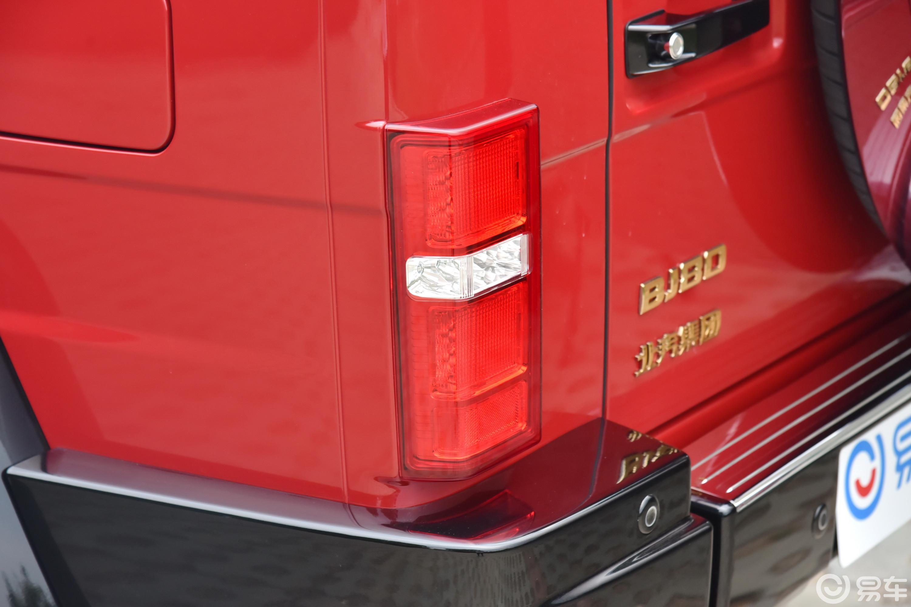 【北京BJ803.0T 至尊版尾灯侧45度俯拍图片-汽车图片大全】-易车