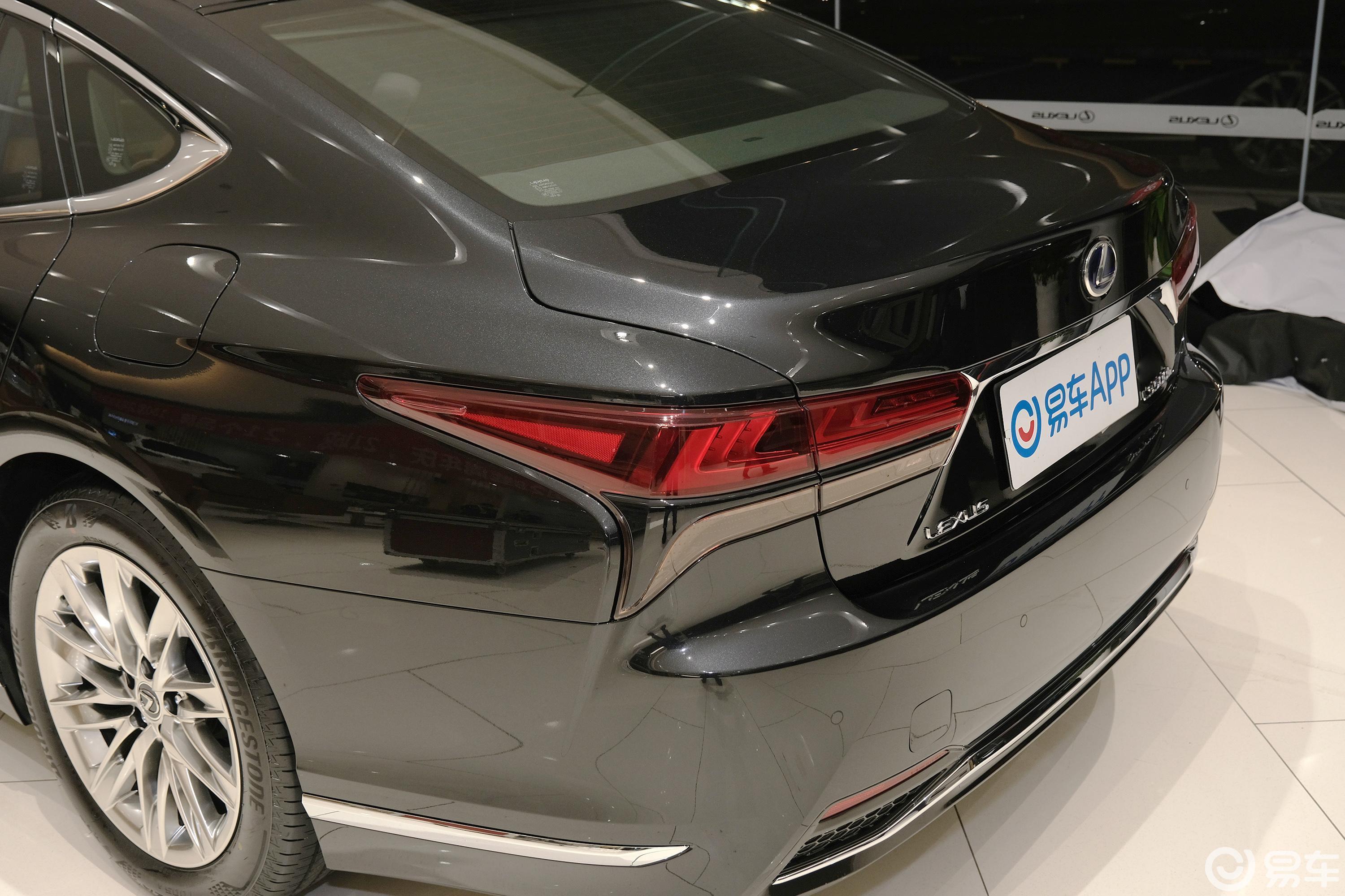 【雷克萨斯LS500h 豪华版尾灯侧45度俯拍图片-汽车图片大全】-易车