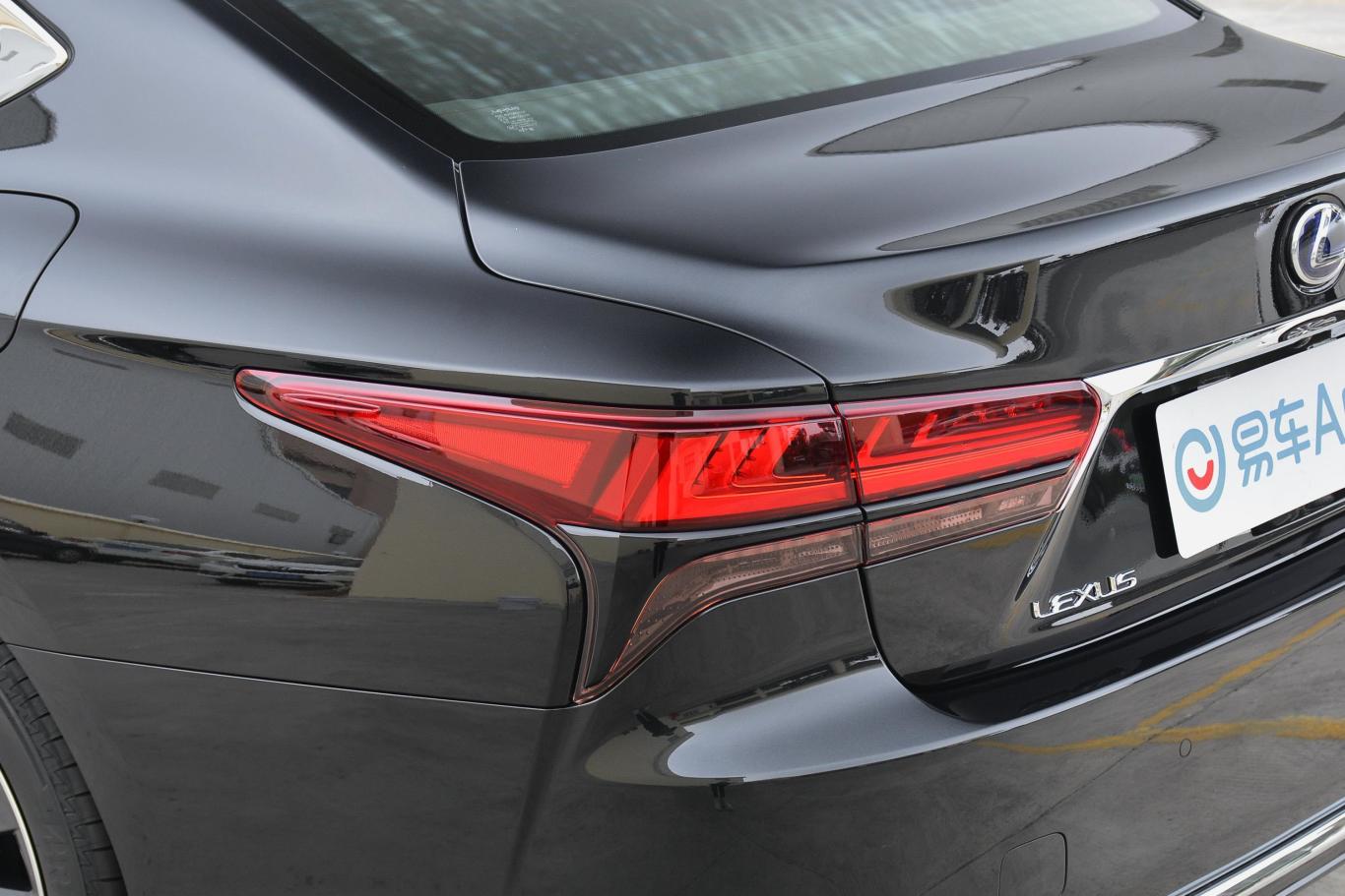 【雷克萨斯LS500h 臻越版尾灯侧45度俯拍图片-汽车图片大全】-易车