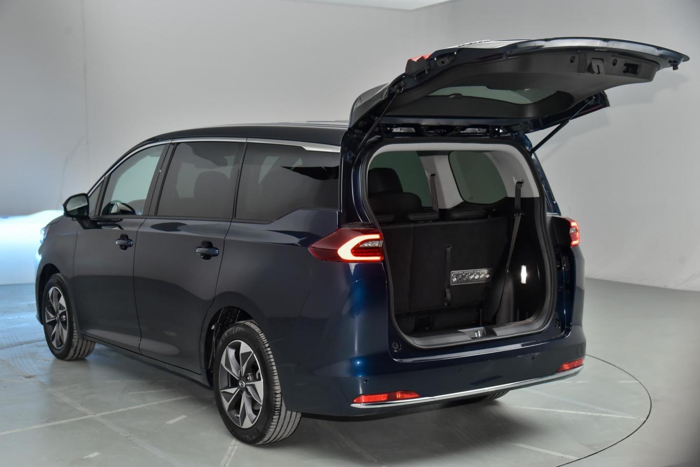 【传祺M6Pro 270T 双离合尊贵版 7座后备厢开启45度侧拍图片-汽车图片大全】-易车