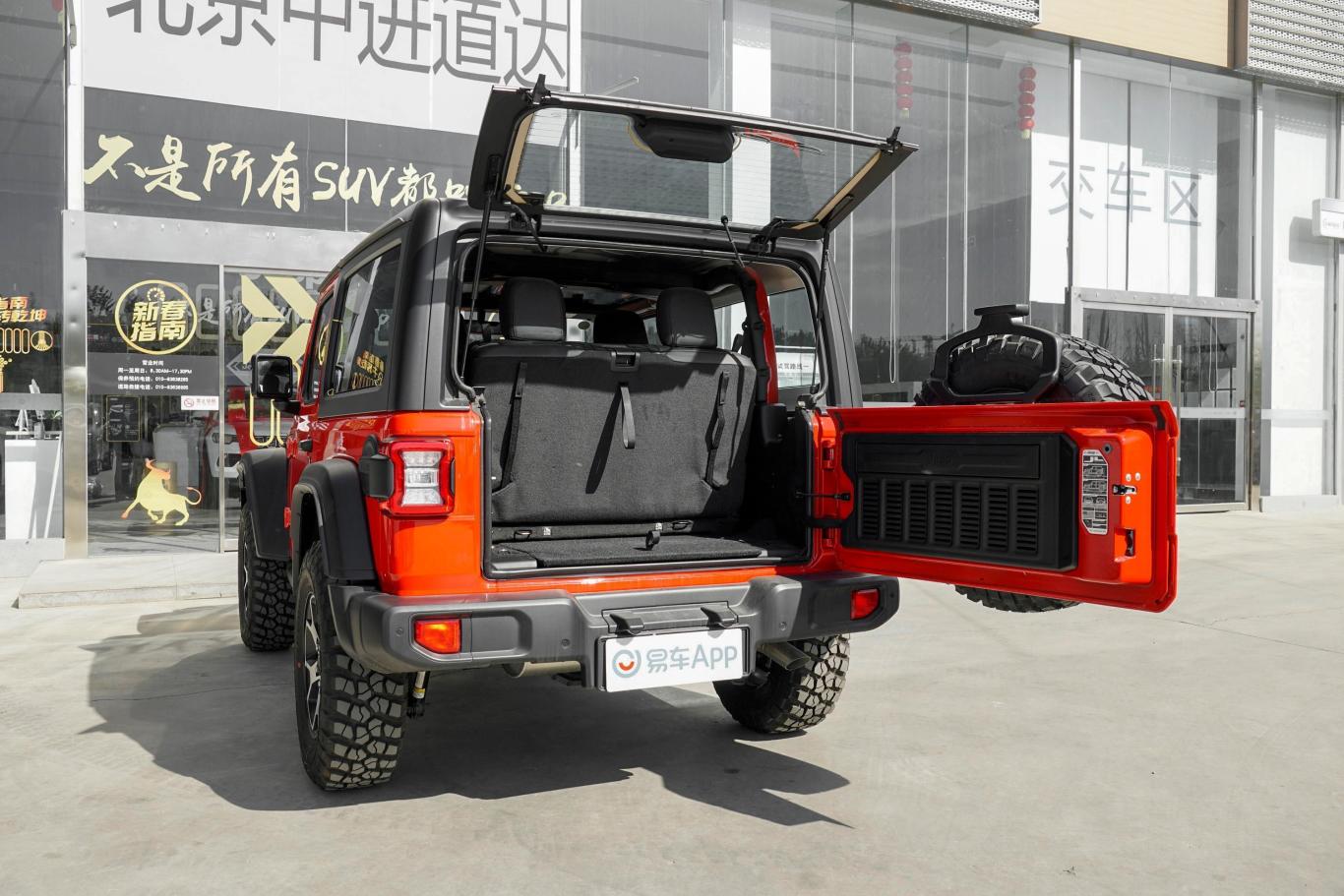 【牧马人2.0T Rubicon两门版后备厢开启45度侧拍图片-汽车图片大全】-易车