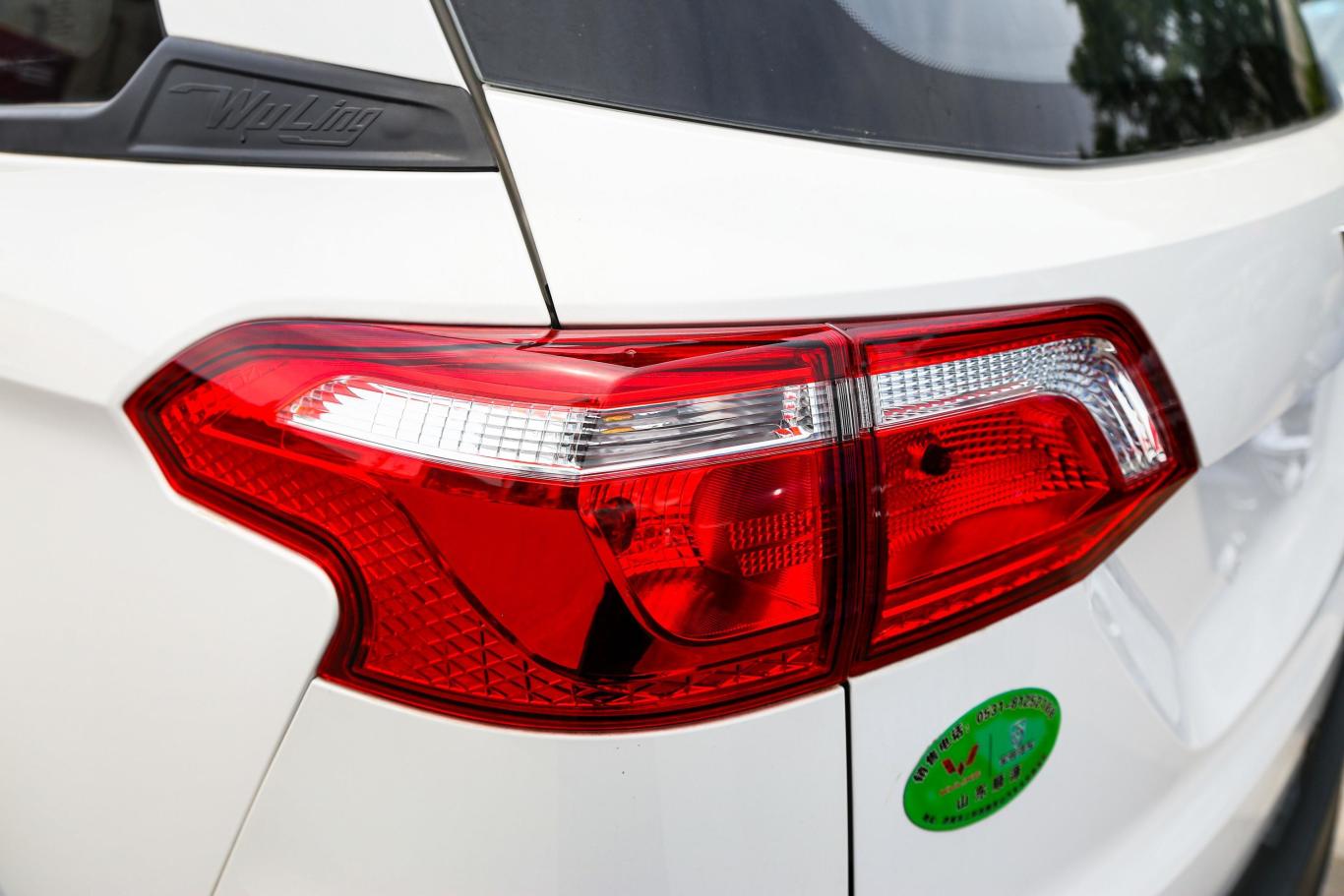 【五菱宏光S31.5T 手动 标准型 国VI尾灯侧45度俯拍图片-汽车图片大全】-易车