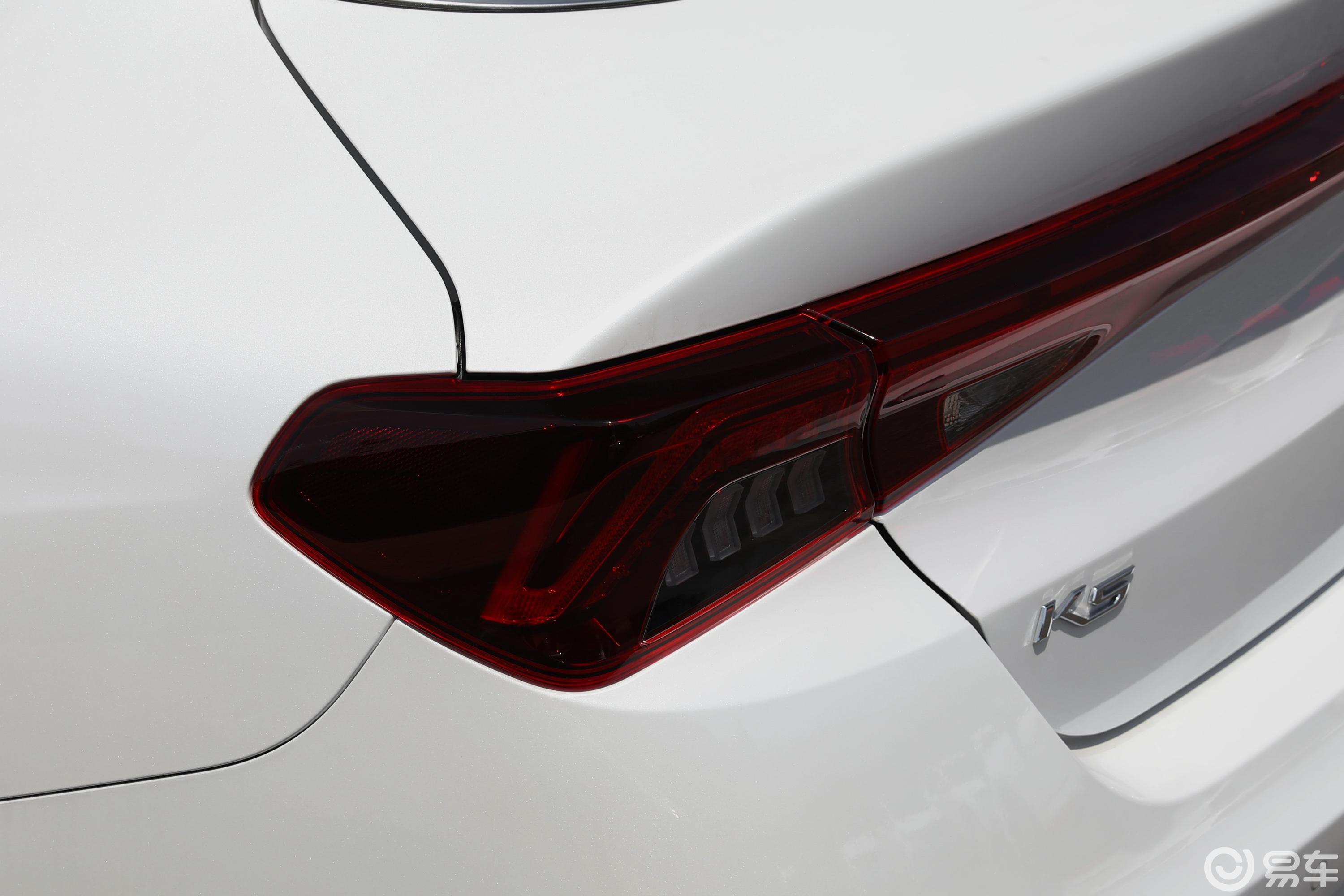 【起亚K5270T CVVD 焕新版尾灯侧45度俯拍图片-汽车图片大全】-易车