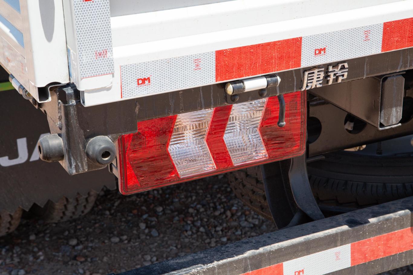 【康铃J3J3安徽全柴 2.3L 88马力 2800轴距 排半栏板轻卡 国V尾灯侧45度俯拍图片-汽车图片大全】-易车