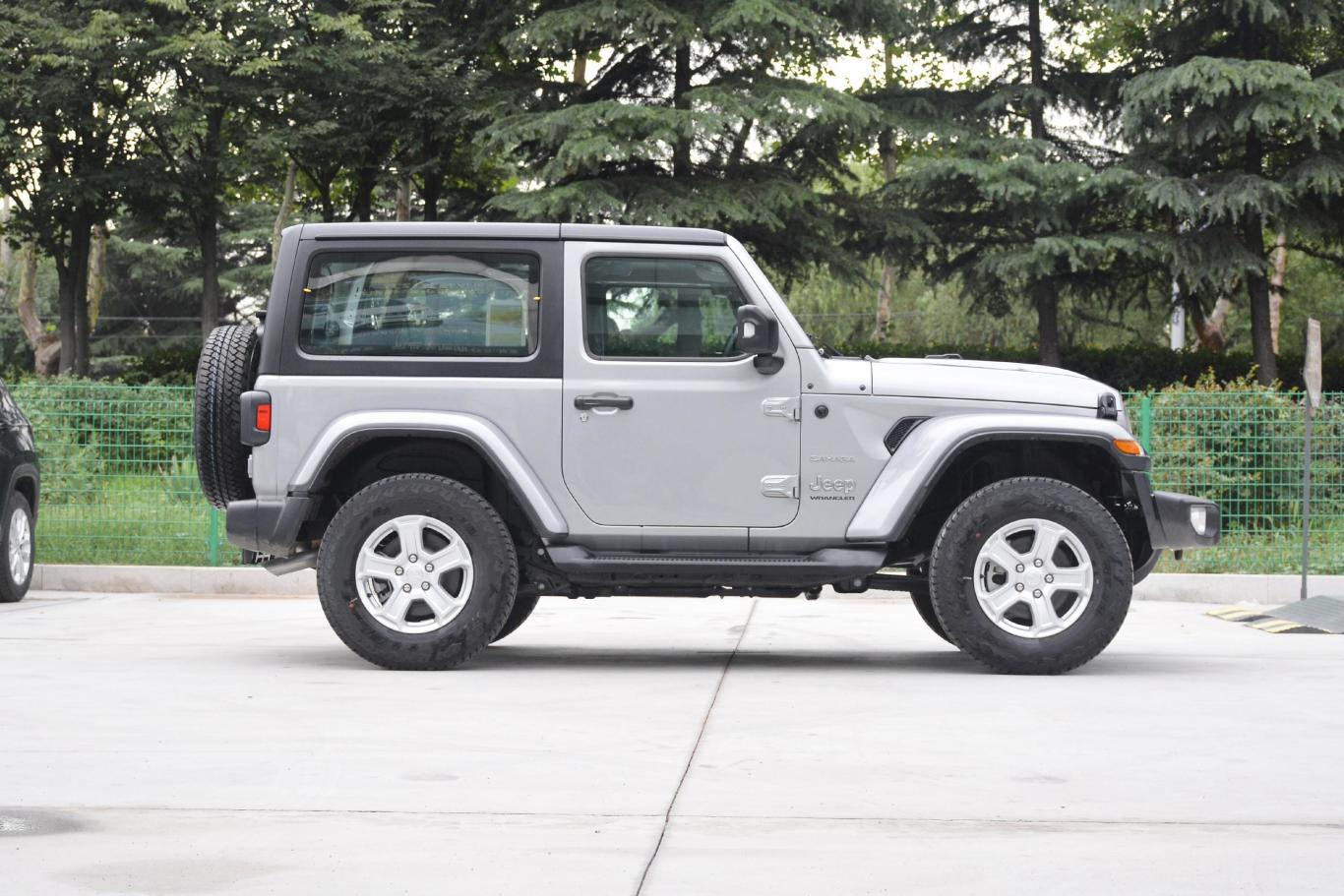 【牧马人2.0T Sahara两门版正侧车头向右水平图片-汽车图片大全】-易车