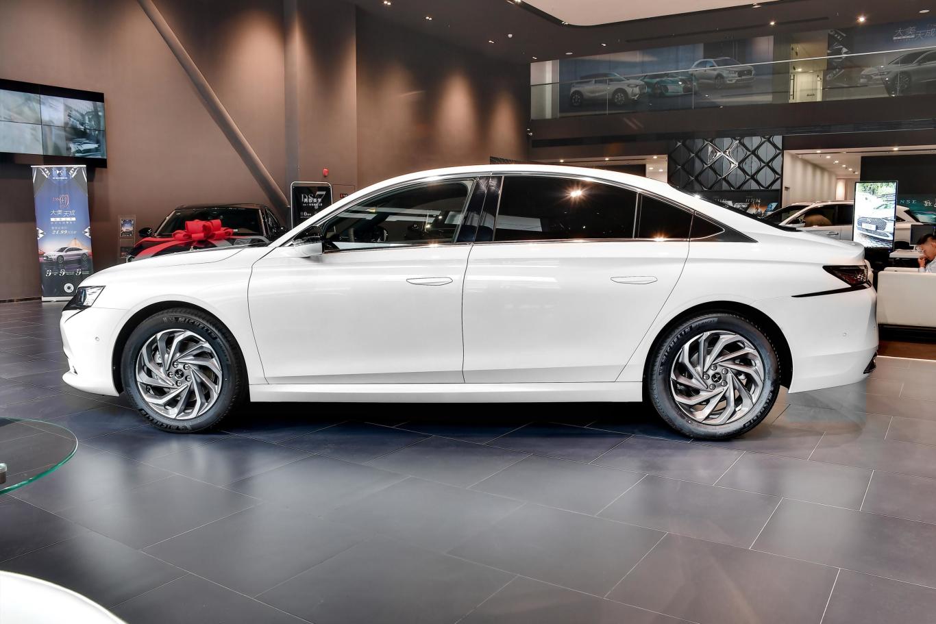 【DS 945THP 蒙马特进取版正侧车头向左水平图片-汽车图片大全】-易车