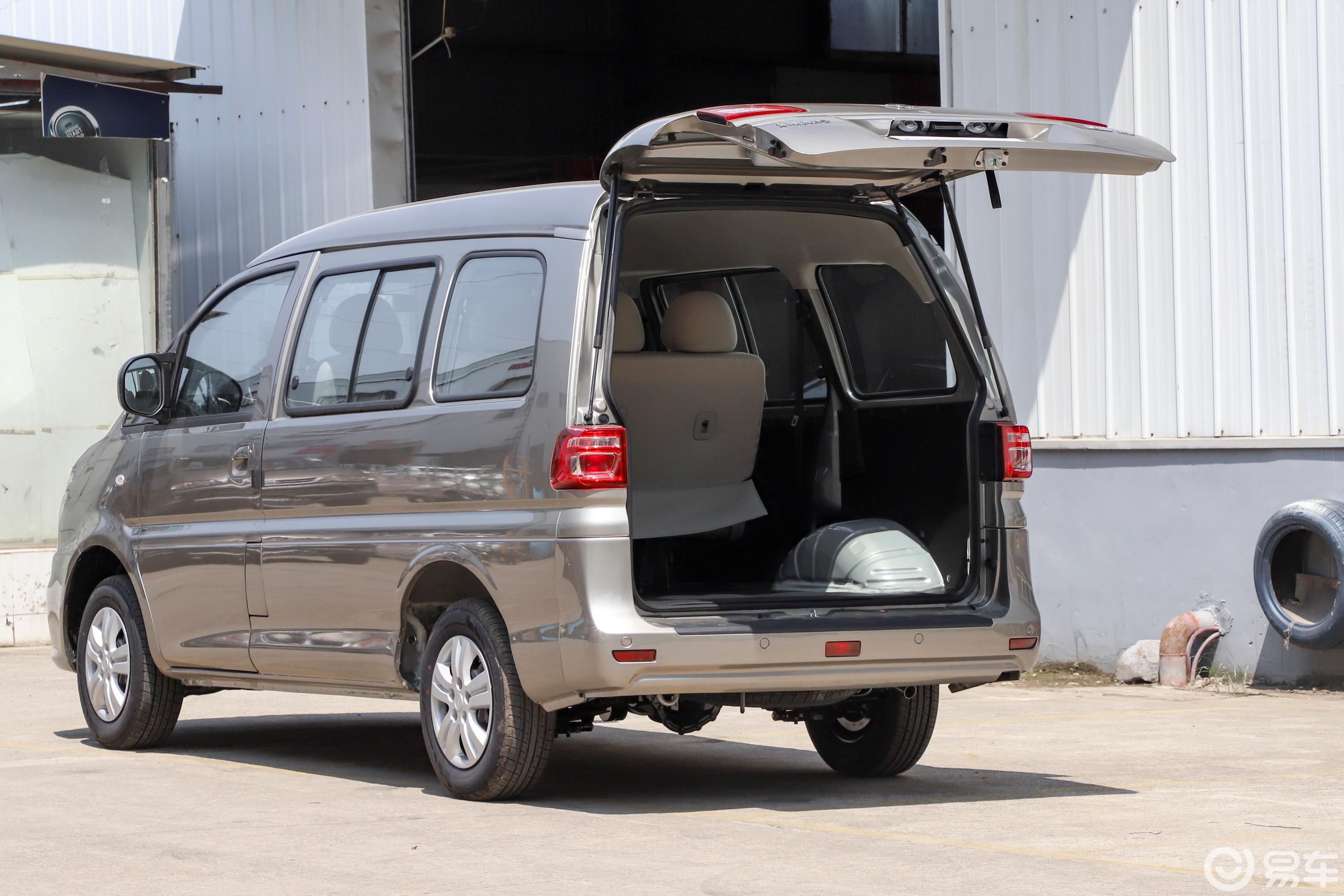 【菱智M5 1.6L 实用型 5座后备厢开启45度侧拍图片-汽车图片大全】-易车