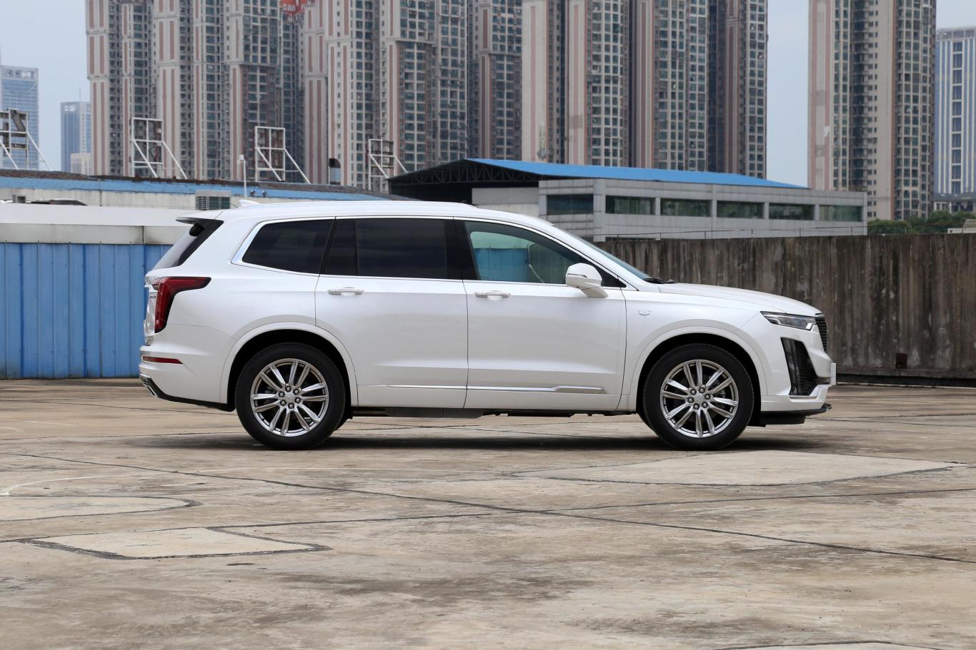 【凯迪拉克XT6轻混 2.0T 两驱豪华型 6座正侧车头向右水平图片-汽车图片大全】-易车