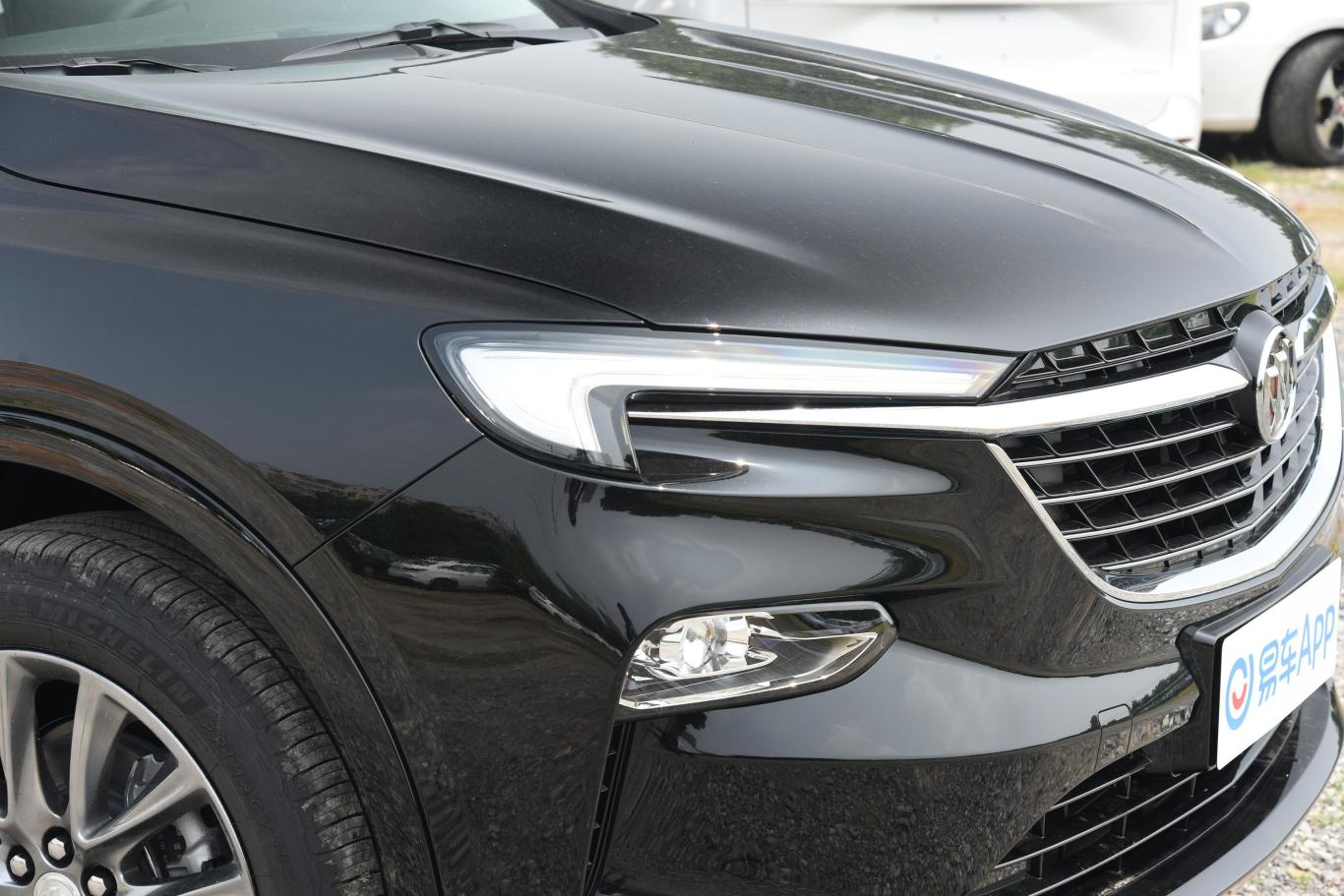 【昂科旗652T 四驱尊贵型 7座大灯侧45度俯拍图片-汽车图片大全】-易车