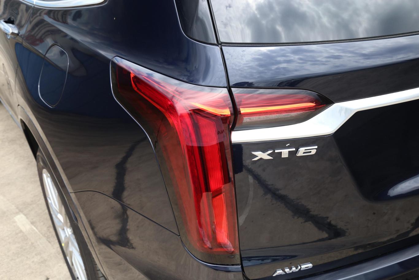 【凯迪拉克XT6轻混 2.0T 四驱豪华型 7座尾灯侧45度俯拍图片-汽车图片大全】-易车