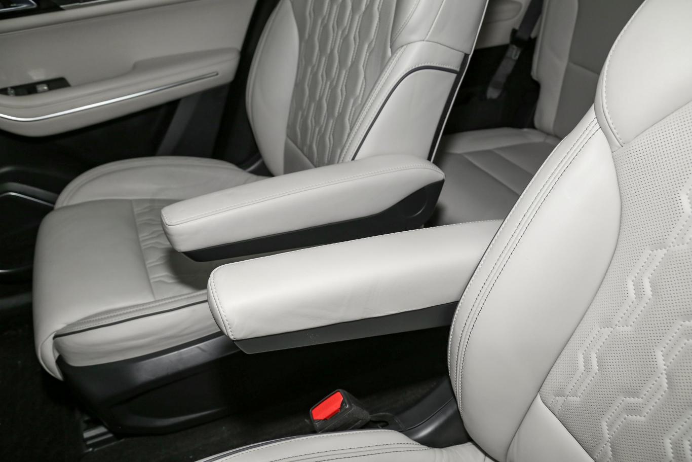 【领克092.0T 手自一体 Ultra 6座后排中央扶手图片-汽车图片大全】-易车