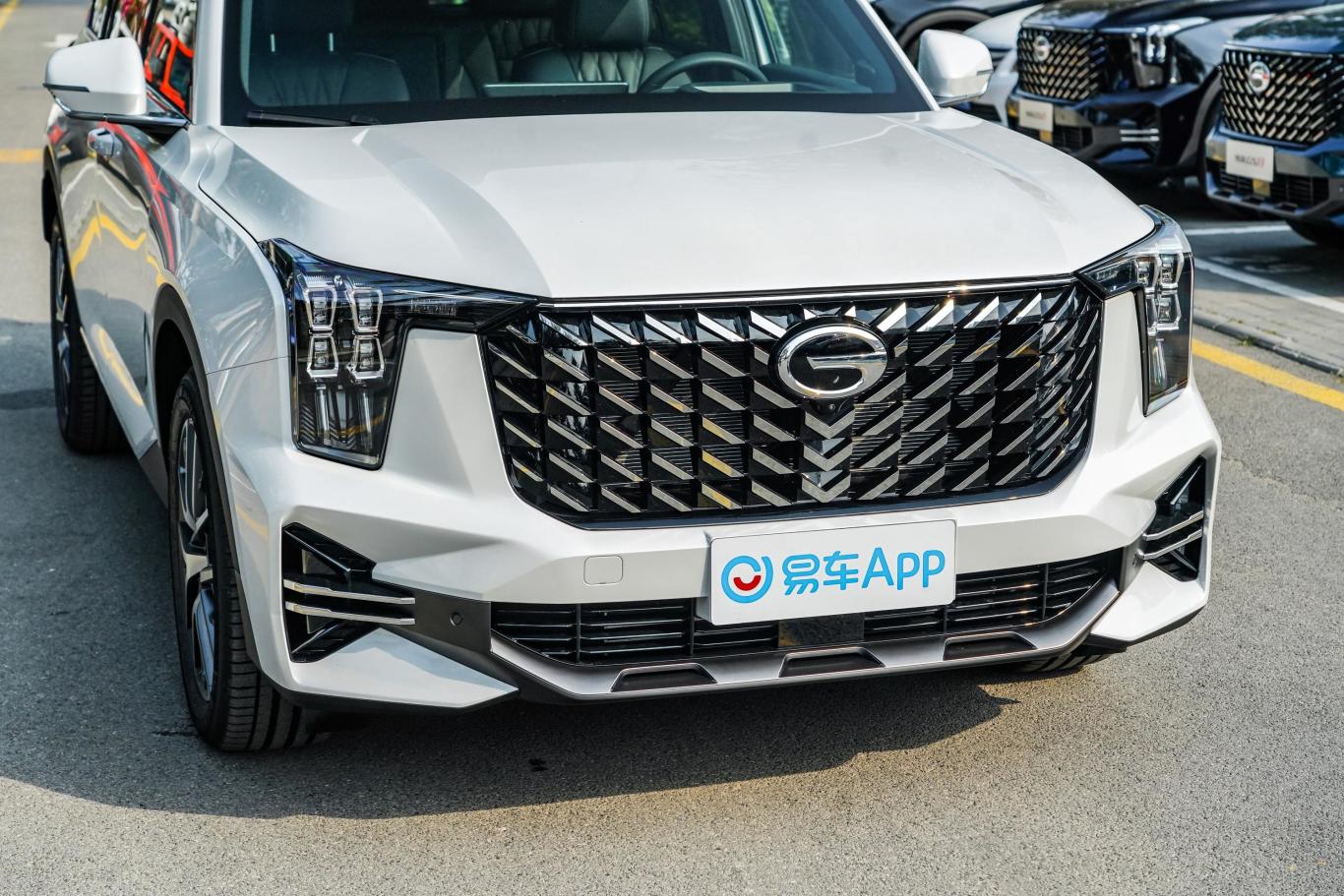 【传祺GS82.0T 四驱豪华智联版 7座前格栅侧俯拍图片-汽车图片大全】-易车