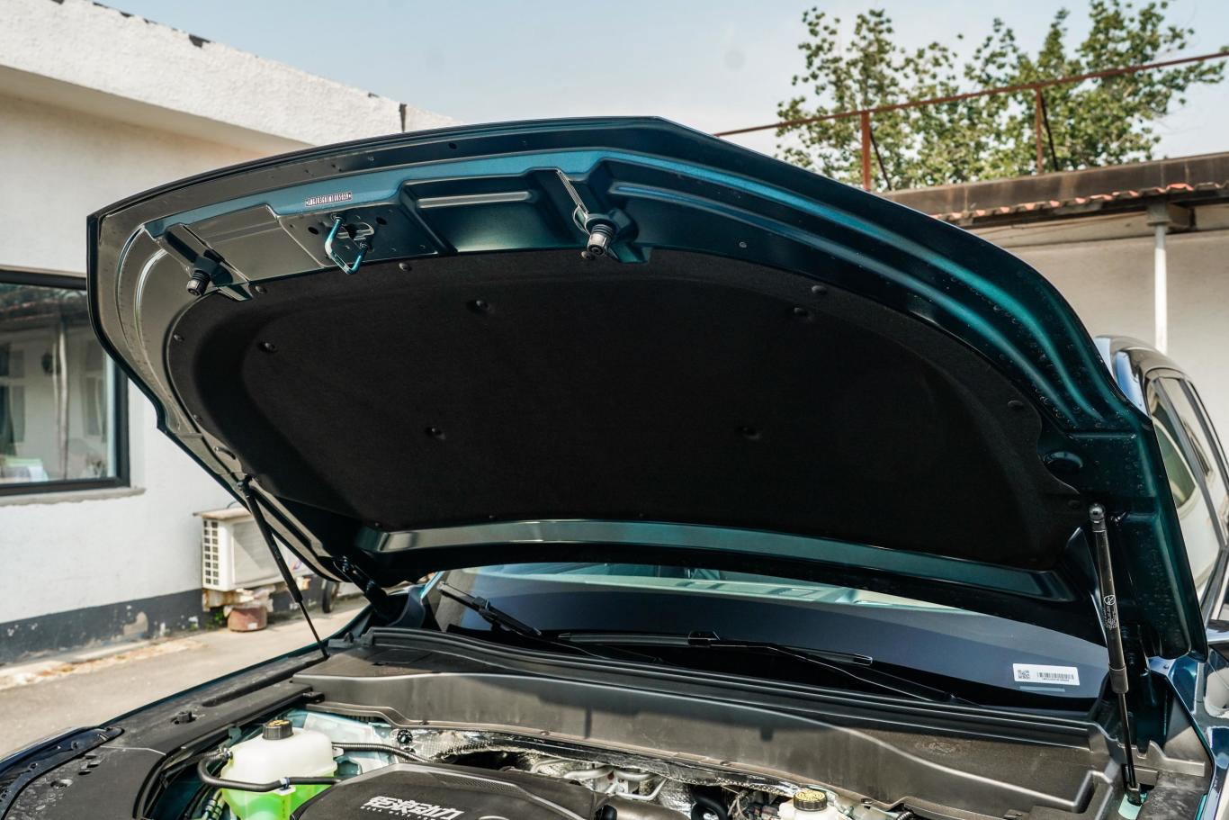 【传祺GS82.0T 四驱豪华智联版 7座发动机舱盖内侧图片-汽车图片大全】-易车