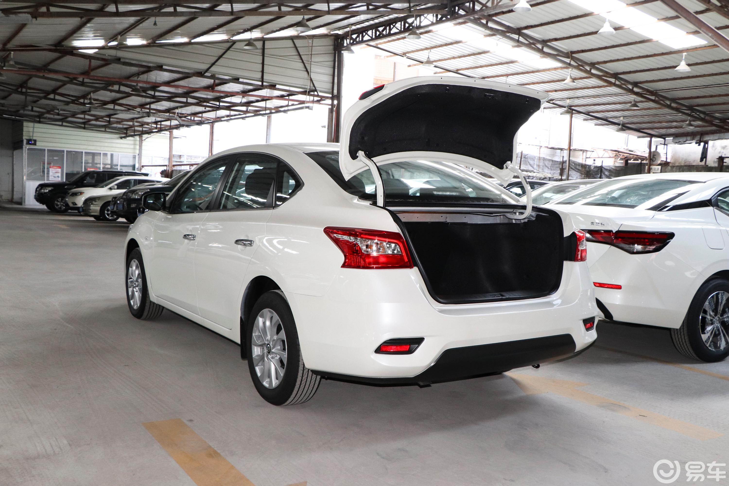 【轩逸经典 1.6L CVT XL豪华版后备厢开启45度侧拍图片-汽车图片大全】-易车