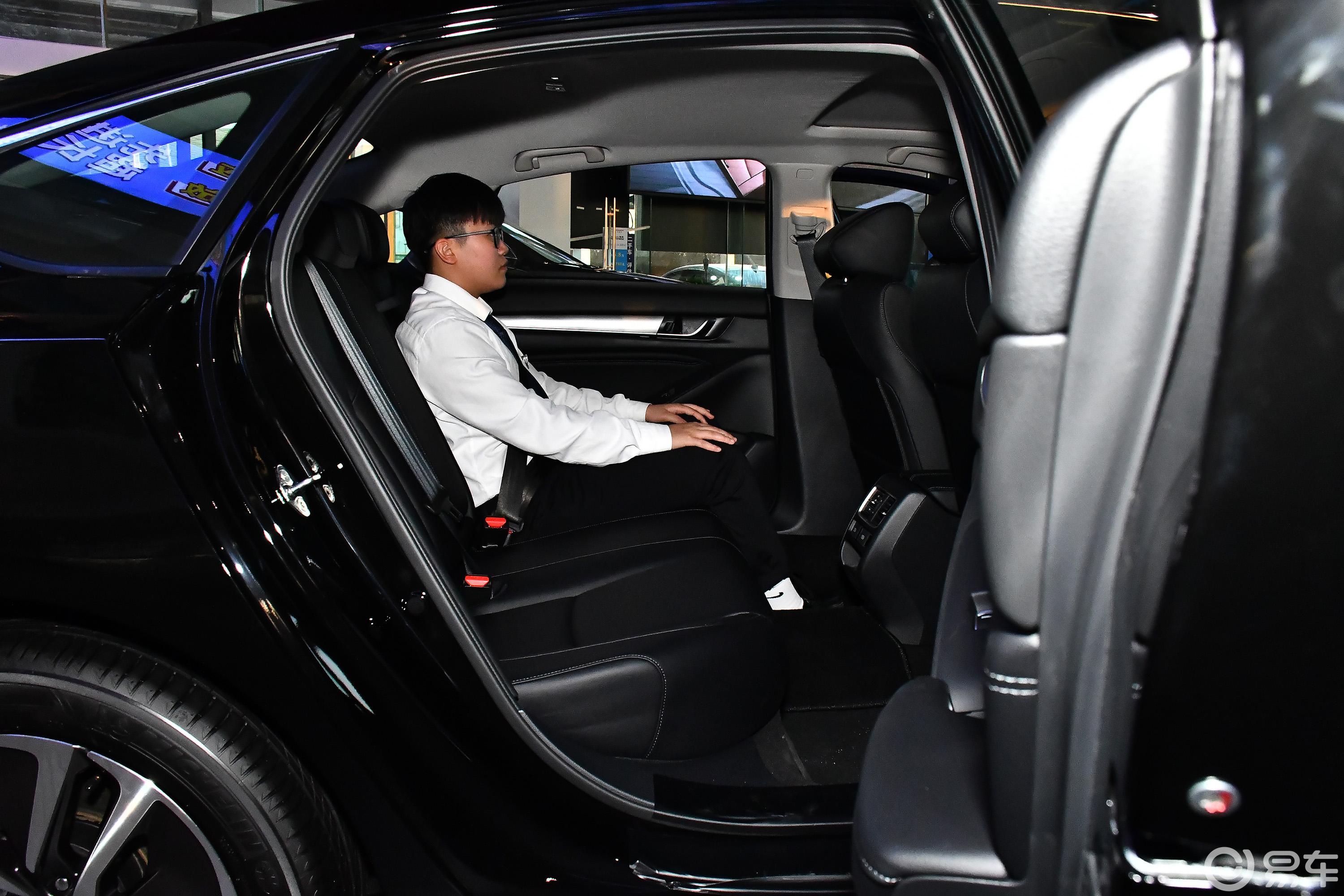 【雅阁混动 2.0L E-CVT 锐领版后排空间体验图片-汽车图片大全】-易车