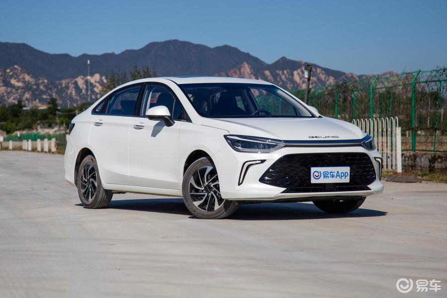 【北京U5 PLUS2021款1.5L CVT 尊贵版侧前45度车头向右水平汽车图片-汽车图片大全】-易车