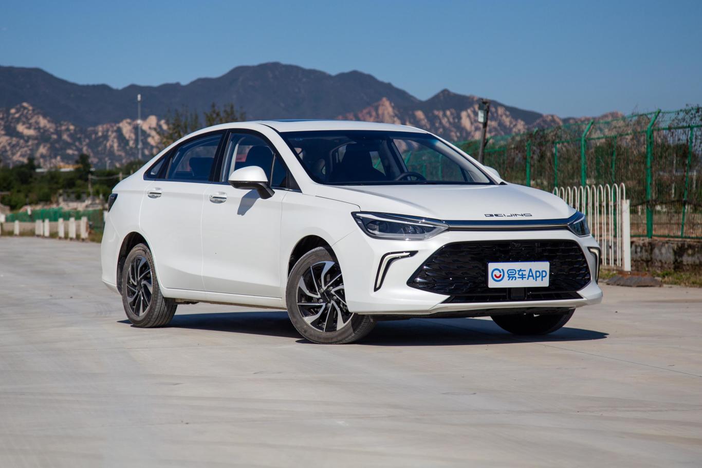 【北京U5 PLUS1.5L CVT 尊贵版侧前45度车头向右水平图片-汽车图片大全】-易车