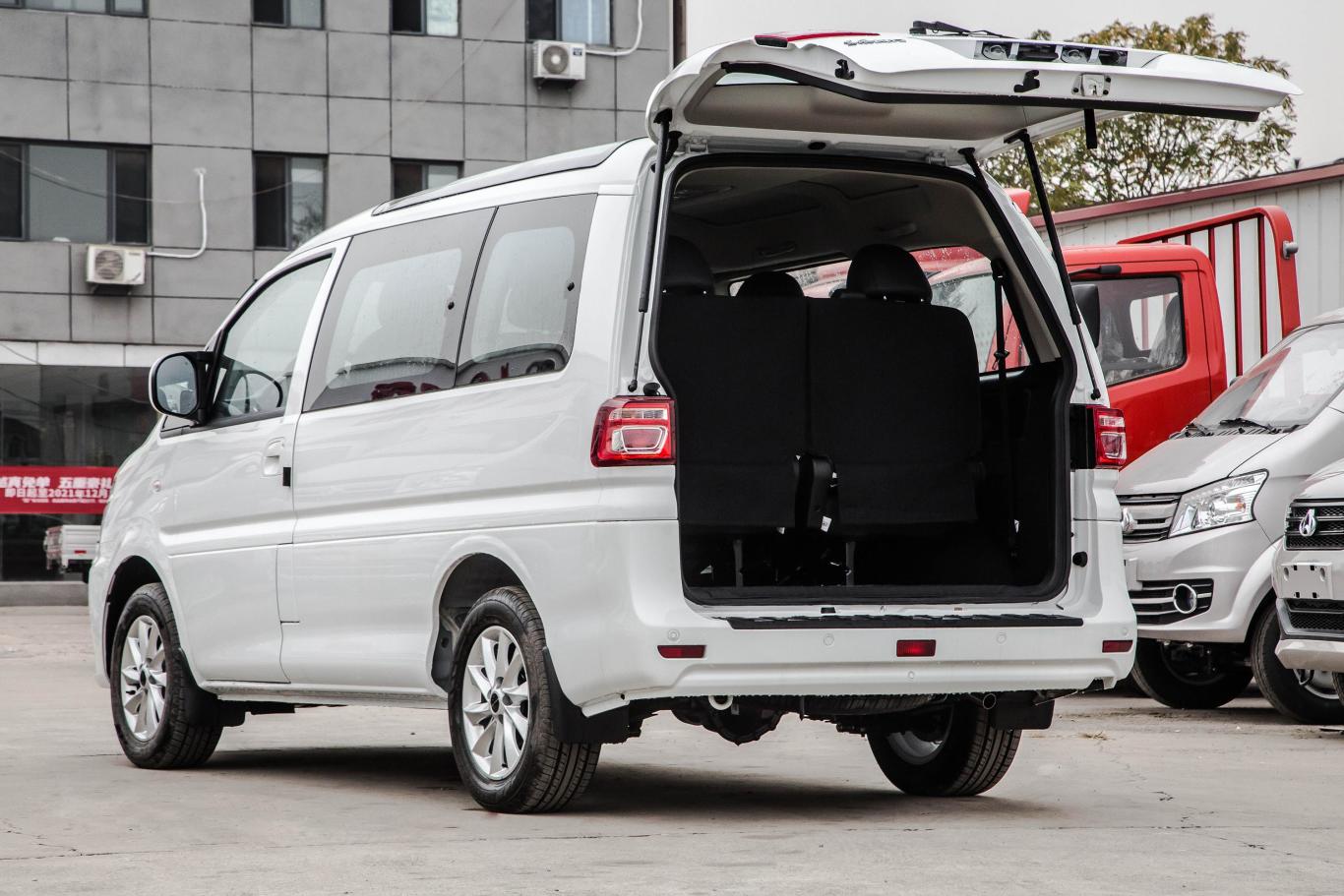 【菱智M5 1.6L 奋斗豪华型 7座后备厢开启45度侧拍图片-汽车图片大全】-易车