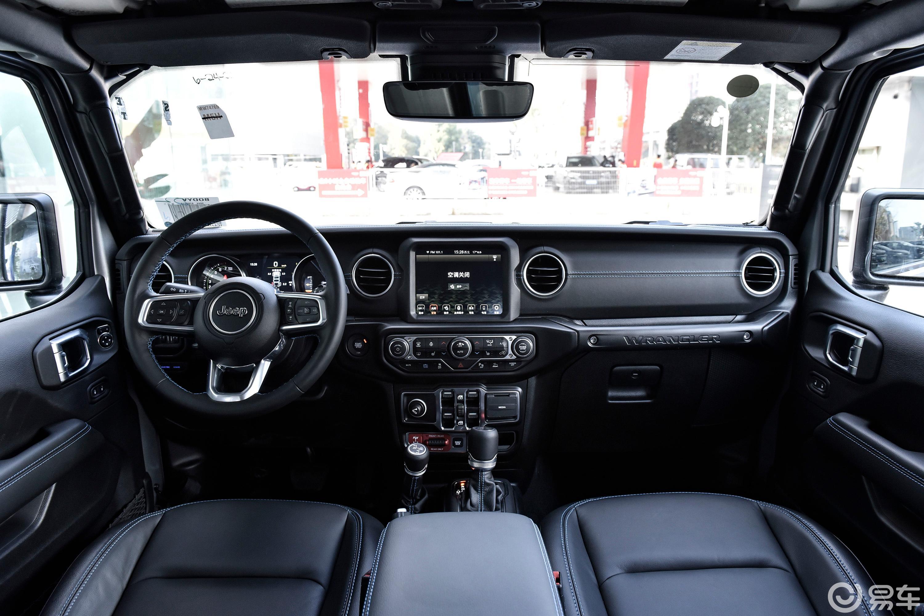 【牧马人4xe2.0T 罗宾汉内饰全景正拍图片-汽车图片大全】-易车