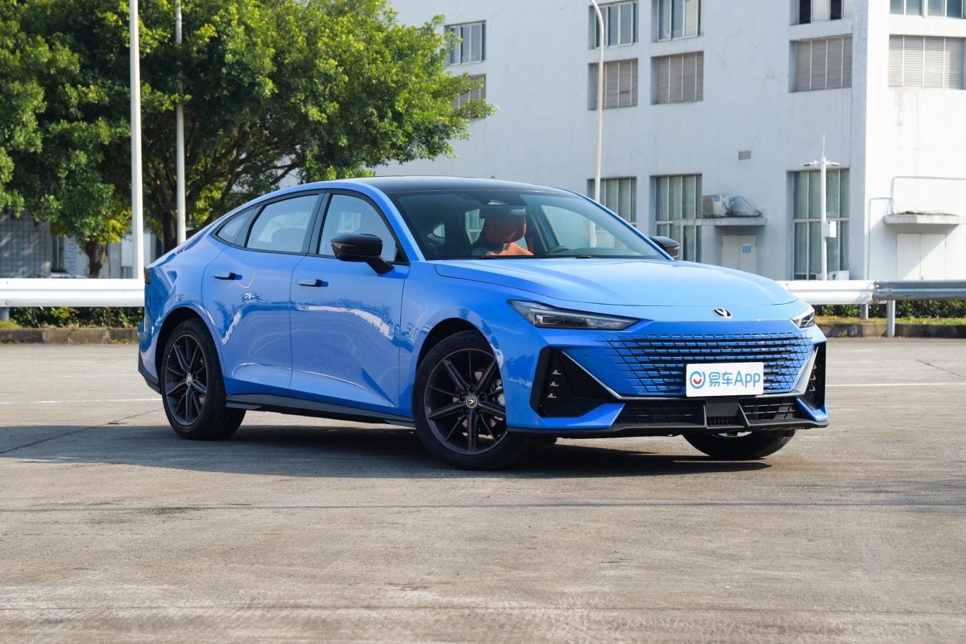 【长安UNI-V1.5T 双离合智慧领航型侧前45度车头向右水平图片-汽车图片大全】-易车