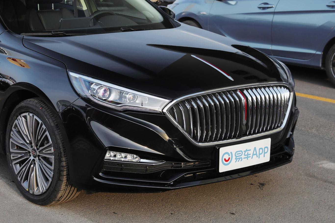 【红旗H5经典经典款 改款 1.8T 自动智联旗韵版前格栅侧俯拍图片-汽车图片大全】-易车