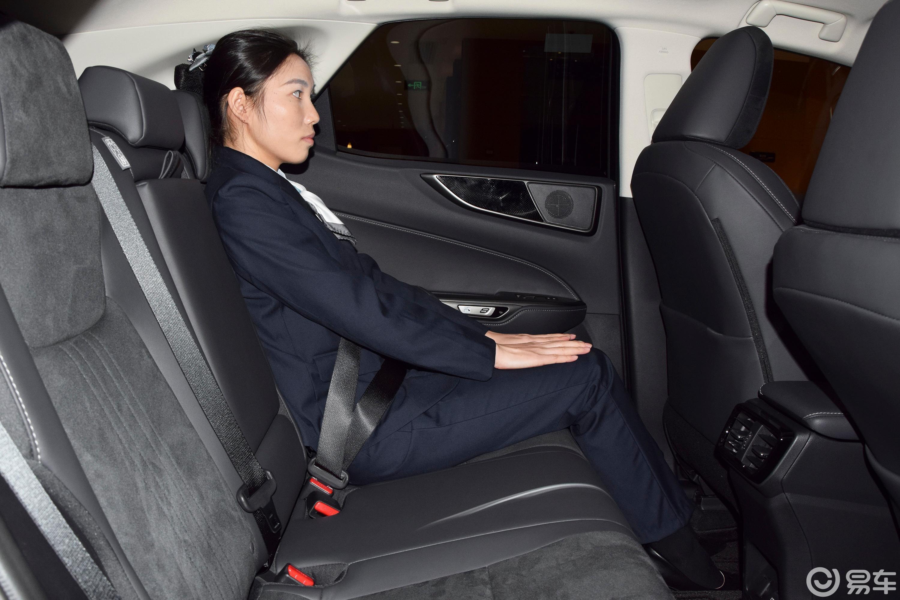 【雷克萨斯NX260 两驱创驰版后排空间体验图片-汽车图片大全】-易车