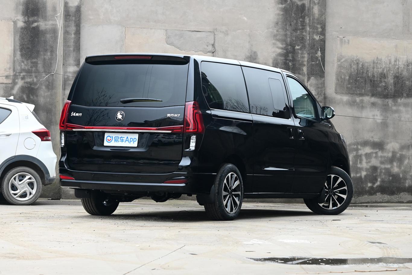 【风行M7领爵款 2.0T 自动侯爵版侧后45度车头向右水平图片-汽车图片大全】-易车