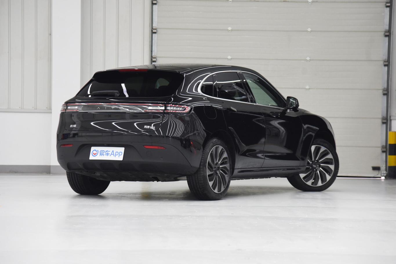 【问界M5增程版 180km 四驱性能版侧后45度车头向右水平图片-汽车图片大全】-易车