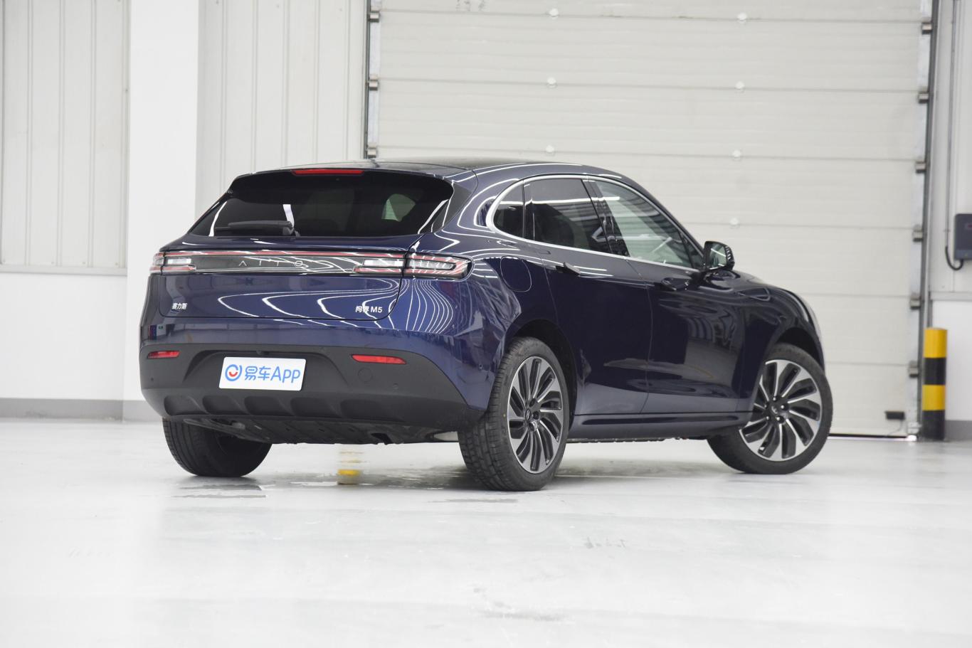 【问界M5增程版 180km 四驱性能版侧后45度车头向右水平图片-汽车图片大全】-易车