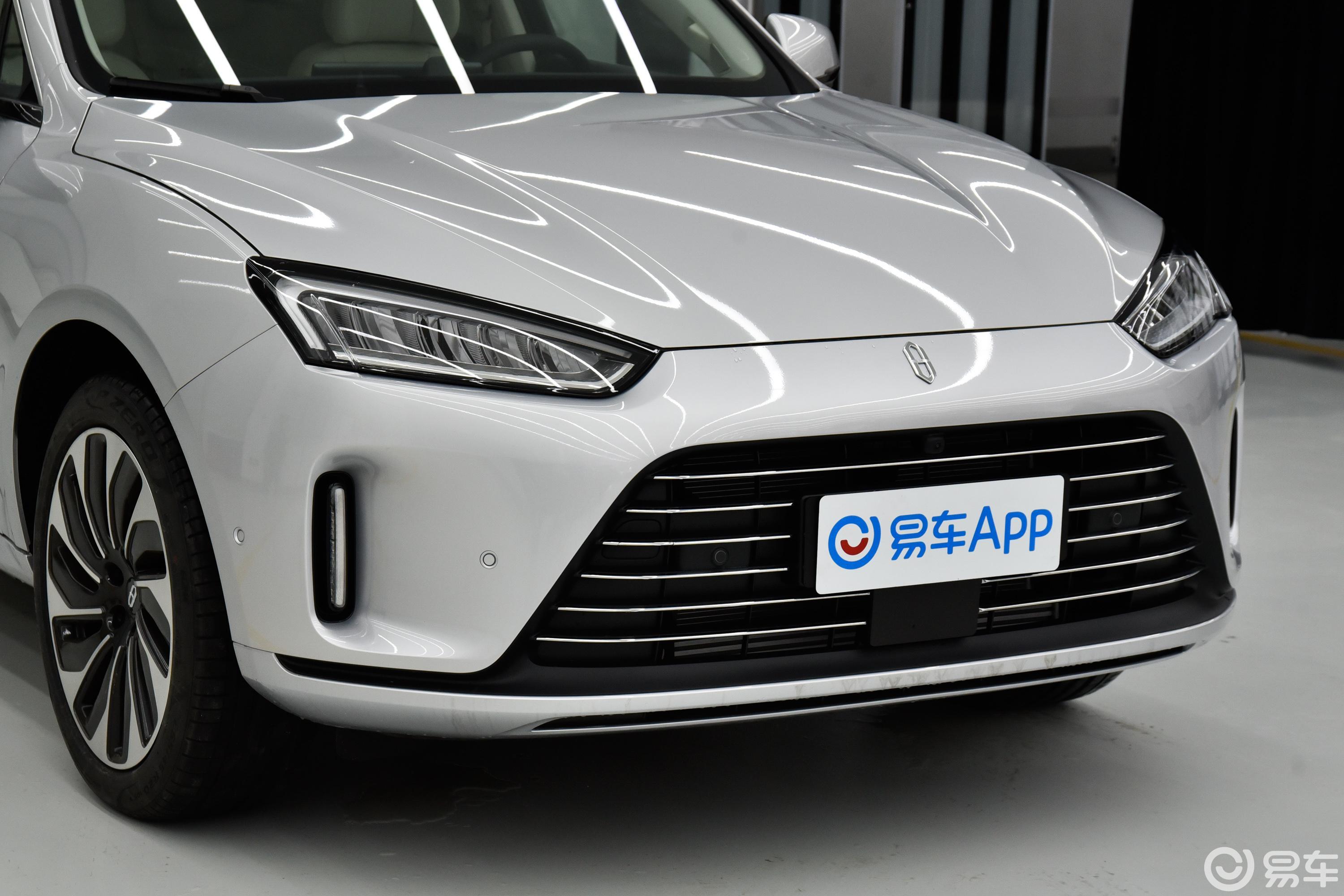 【问界M5增程版 180km 四驱旗舰版前格栅侧俯拍图片-汽车图片大全】-易车