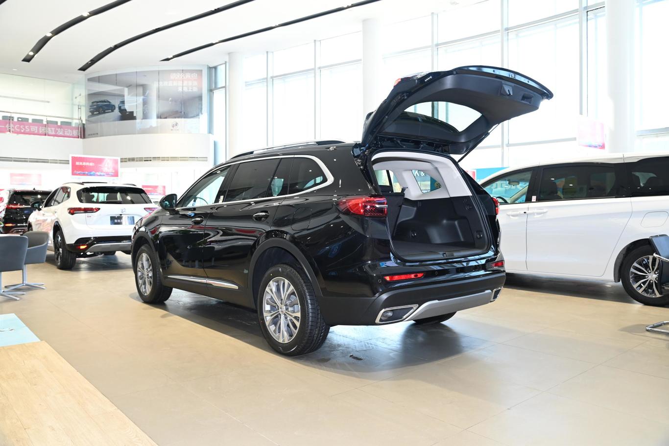 【昂科威昂科威Plus 552T 两驱豪华型 5座后备厢开启45度侧拍图片-汽车图片大全】-易车