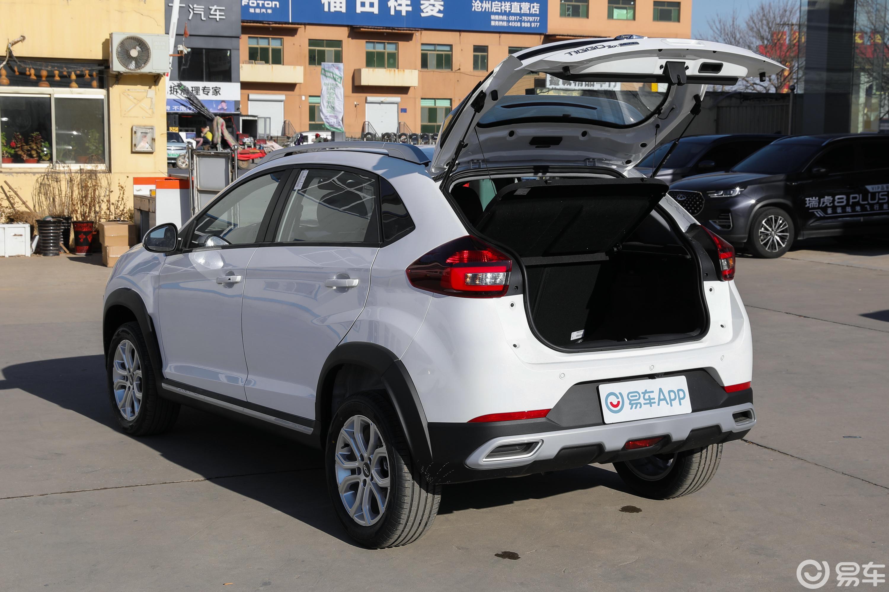 【瑞虎3x钻石版 1.5L CVT 西伯利亚版后备厢开启45度侧拍图片-汽车图片大全】-易车