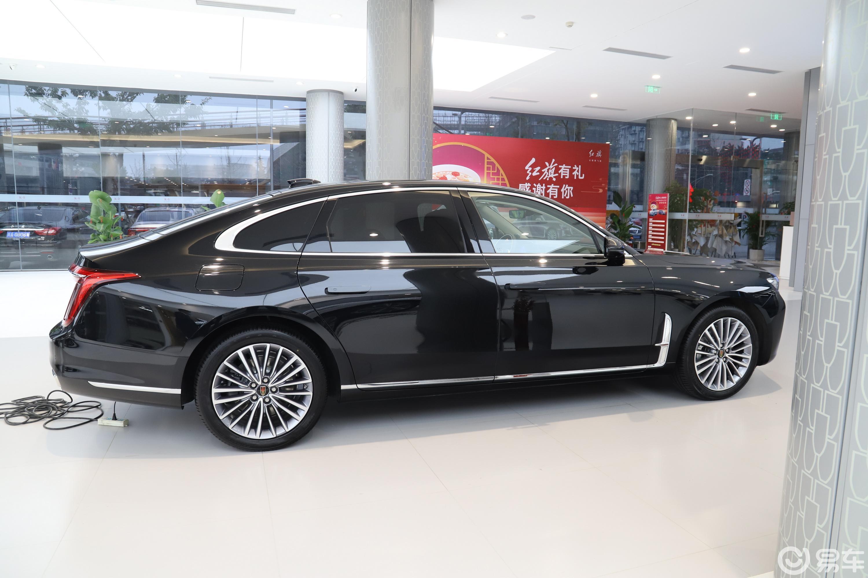 【红旗H92.0T 智联旗享版正侧车头向右水平图片-汽车图片大全】-易车